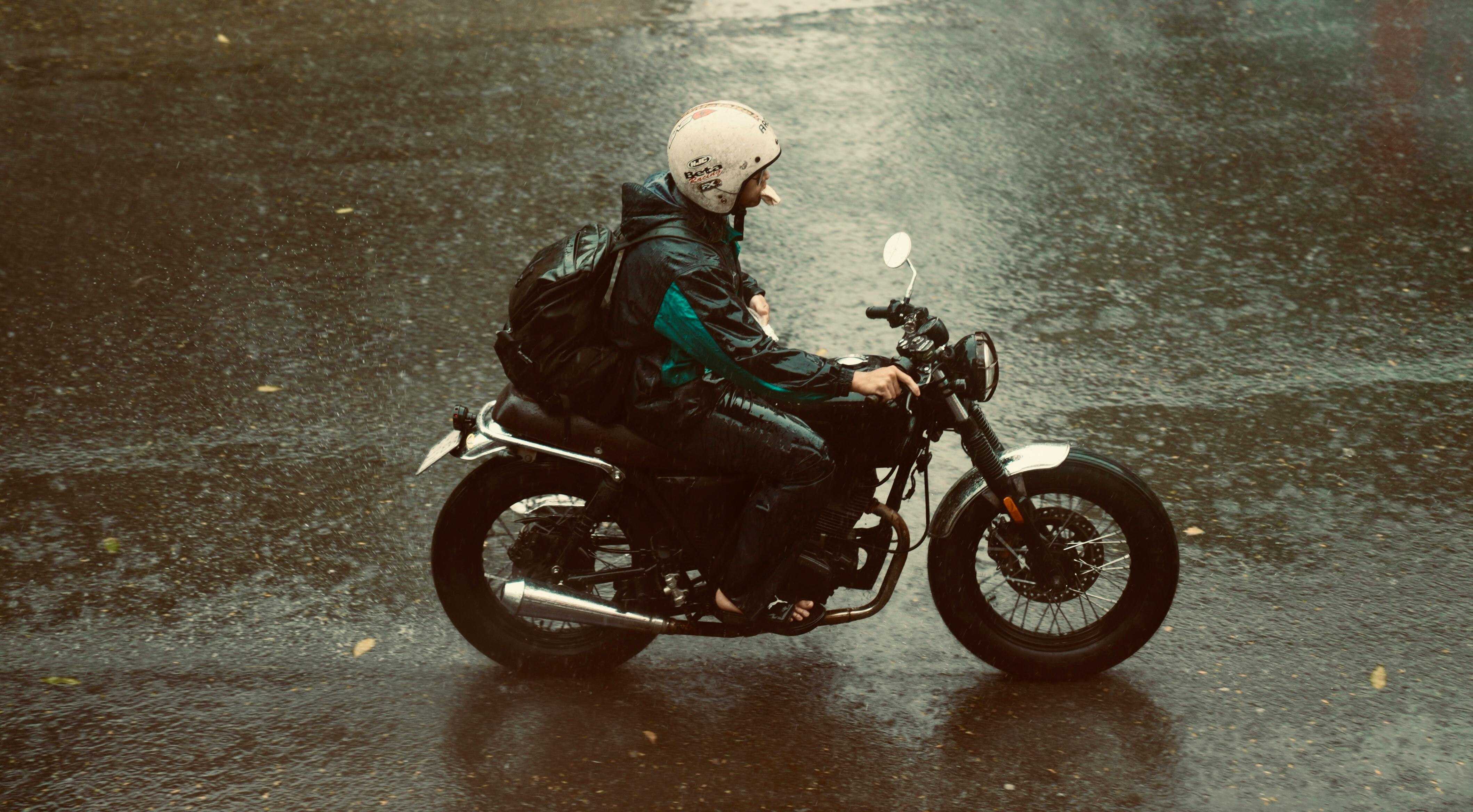 Motocycle in rain · Free Stock Photo