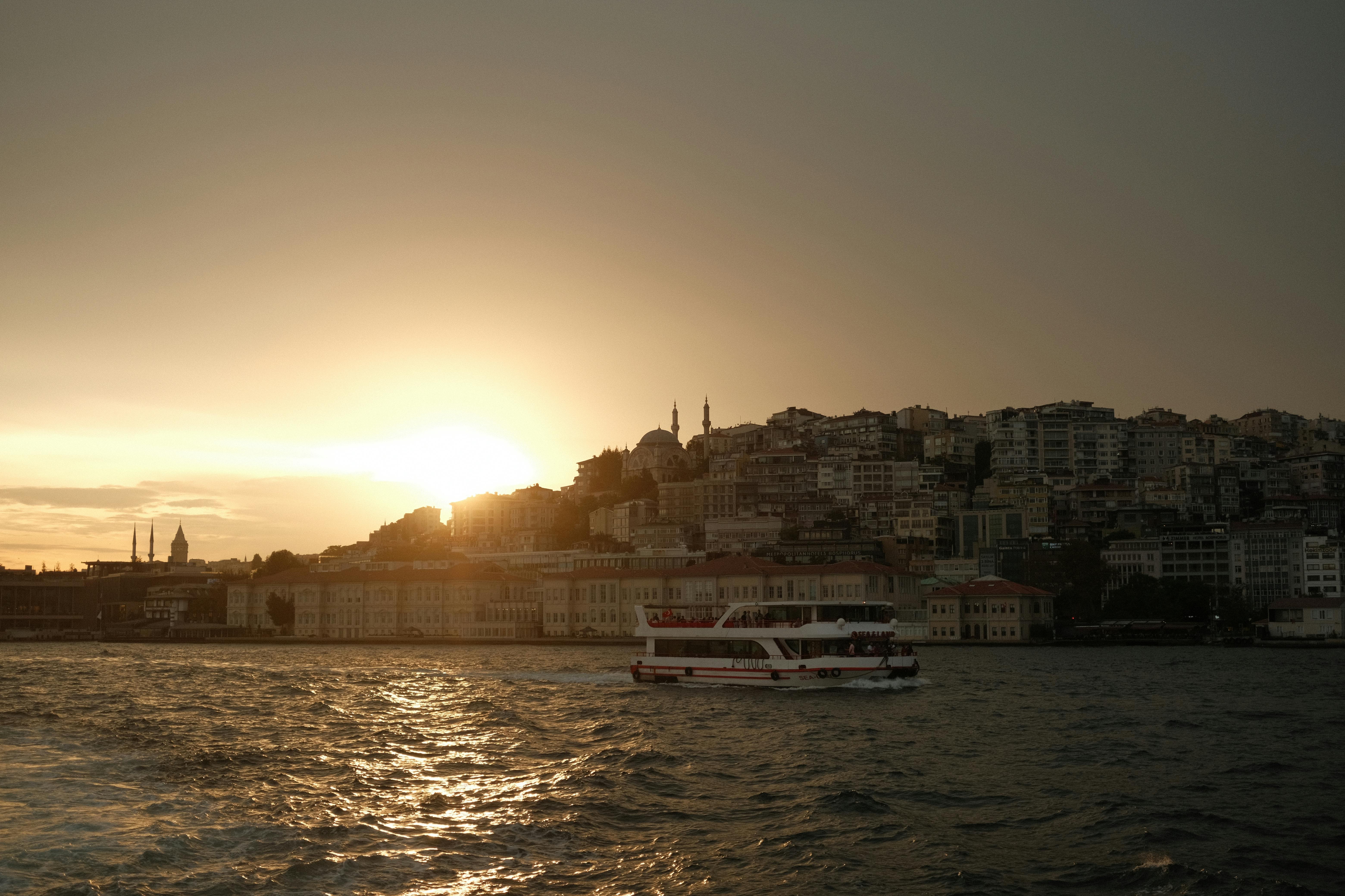 Istanbul Coast at Sunset · Free Stock Photo