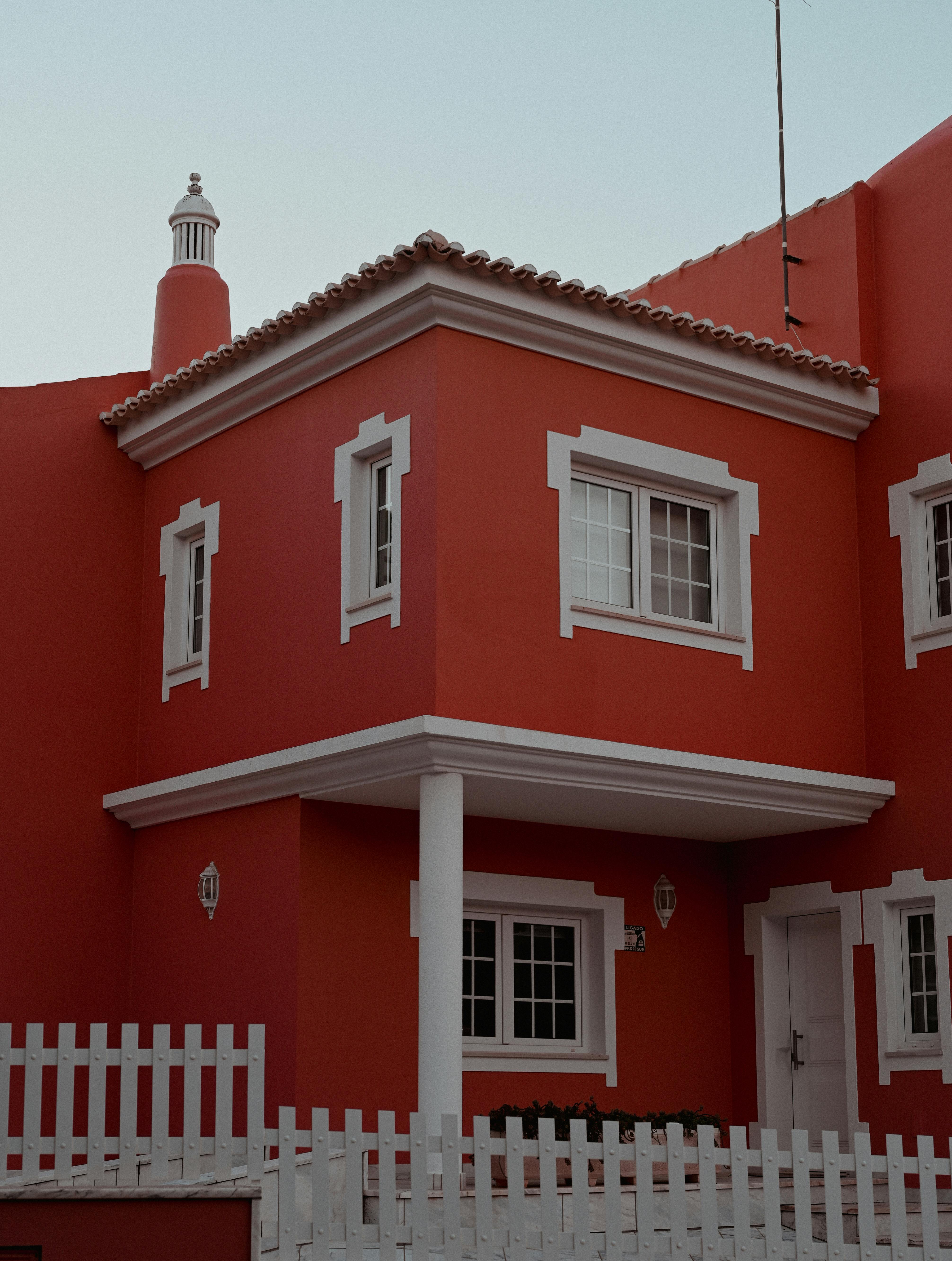 Red House in Town · Free Stock Photo