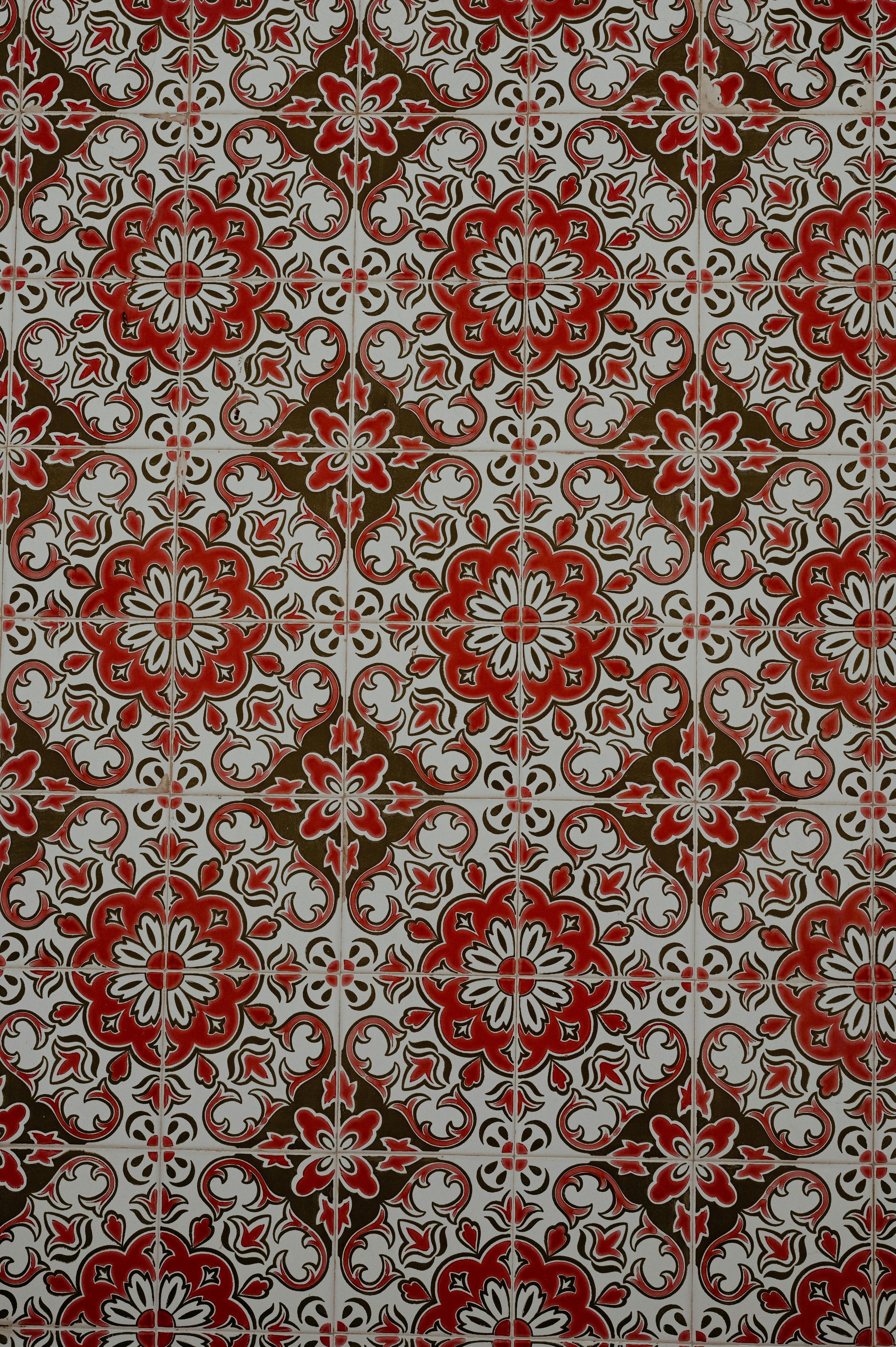 A red and grey area rug with a pattern · Free Stock Photo