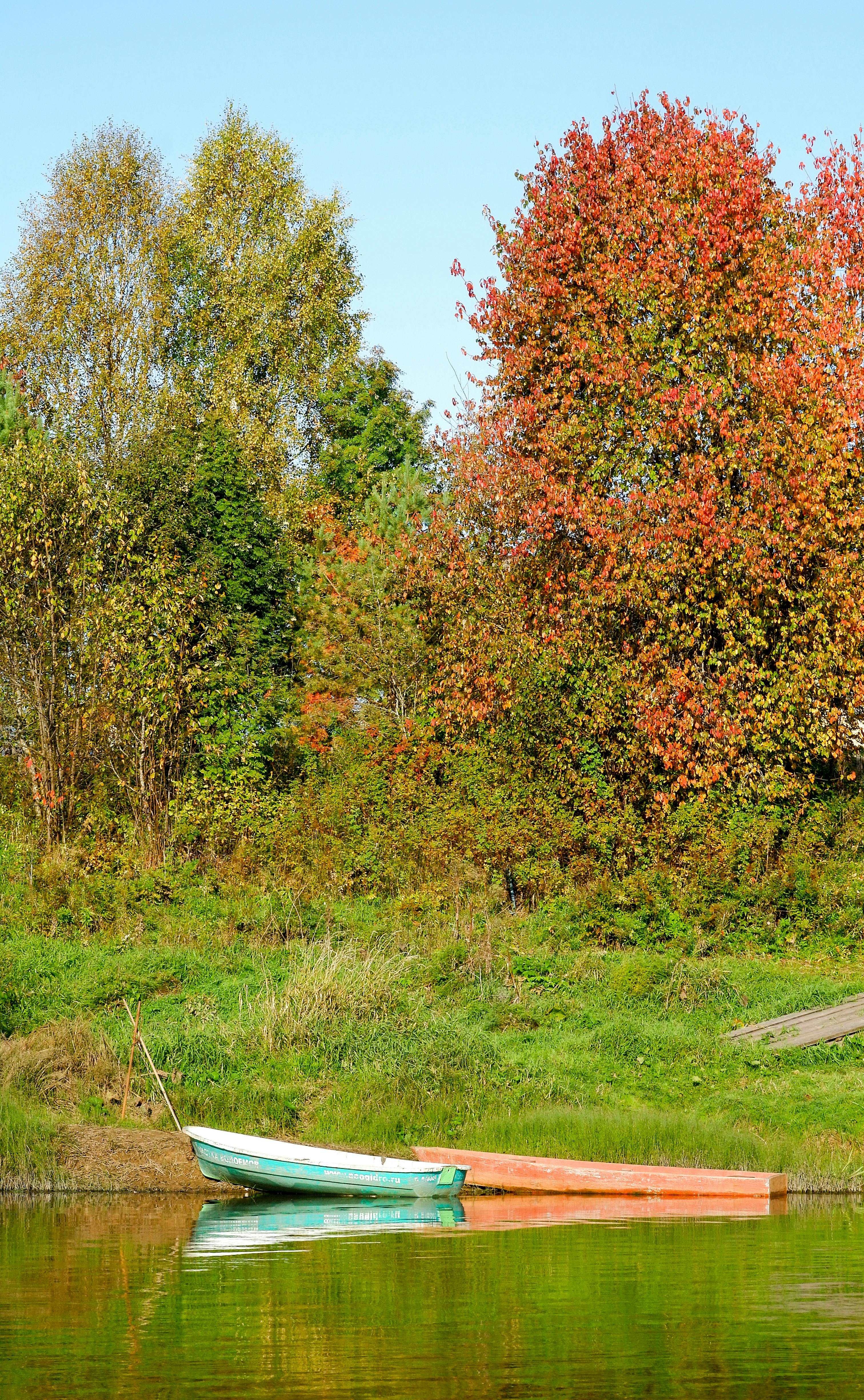 Two Boats on the Lake in Autumn · Free Stock Photo