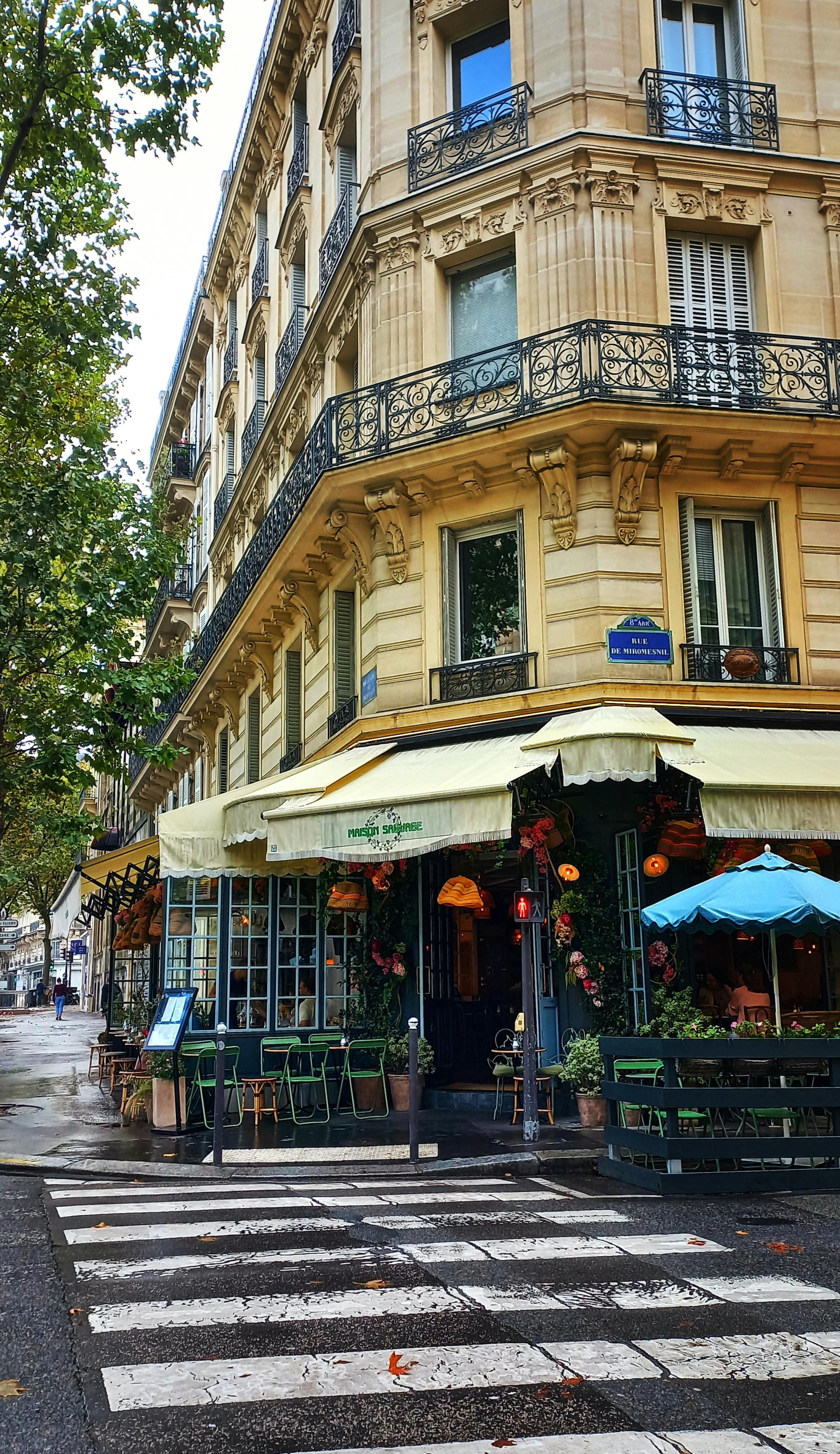 People in cafe on street in city · Free Stock Photo