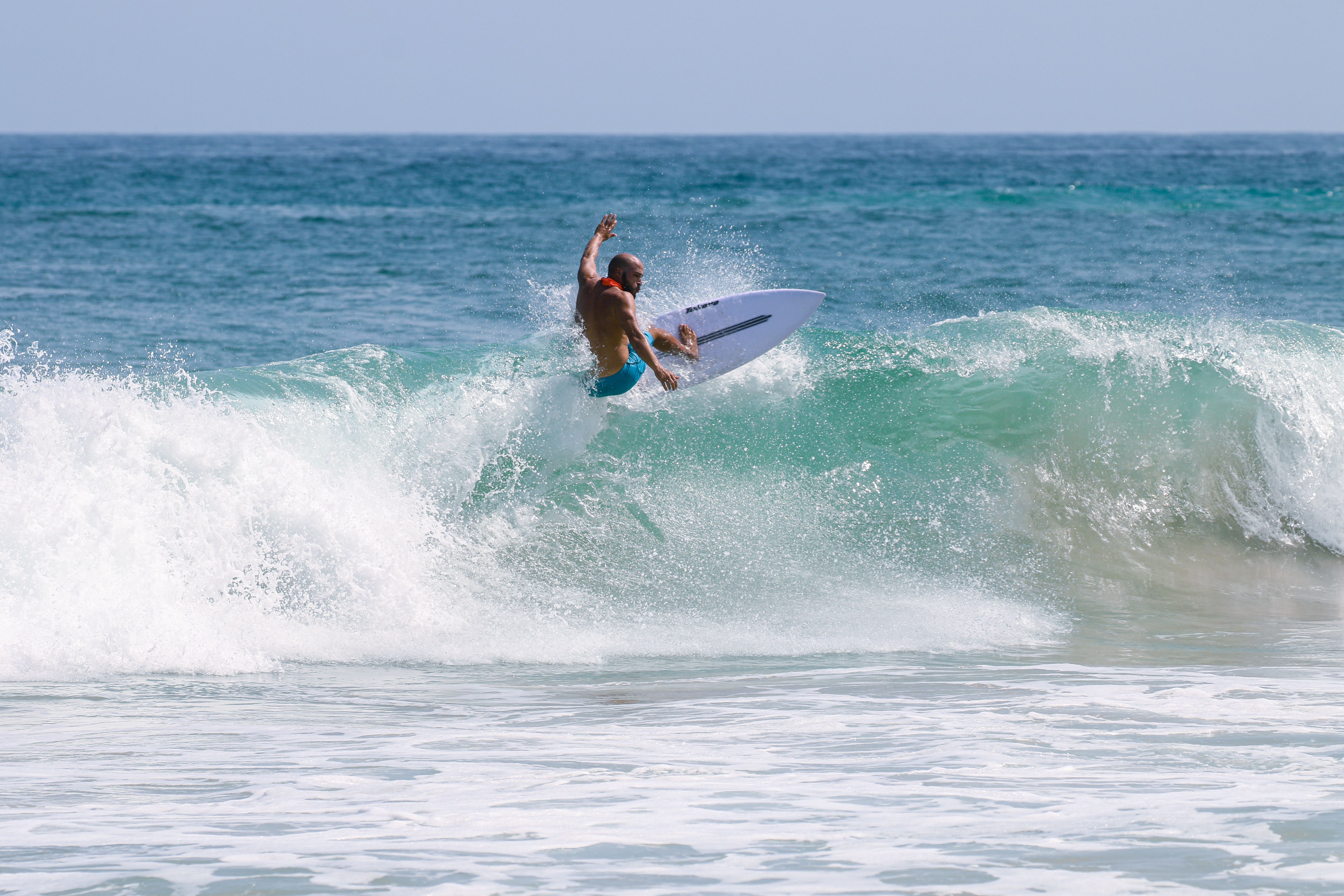 Surfeur Sur Une Vague à La Plage De Cuyagua, Venezuela · Photo gratuite