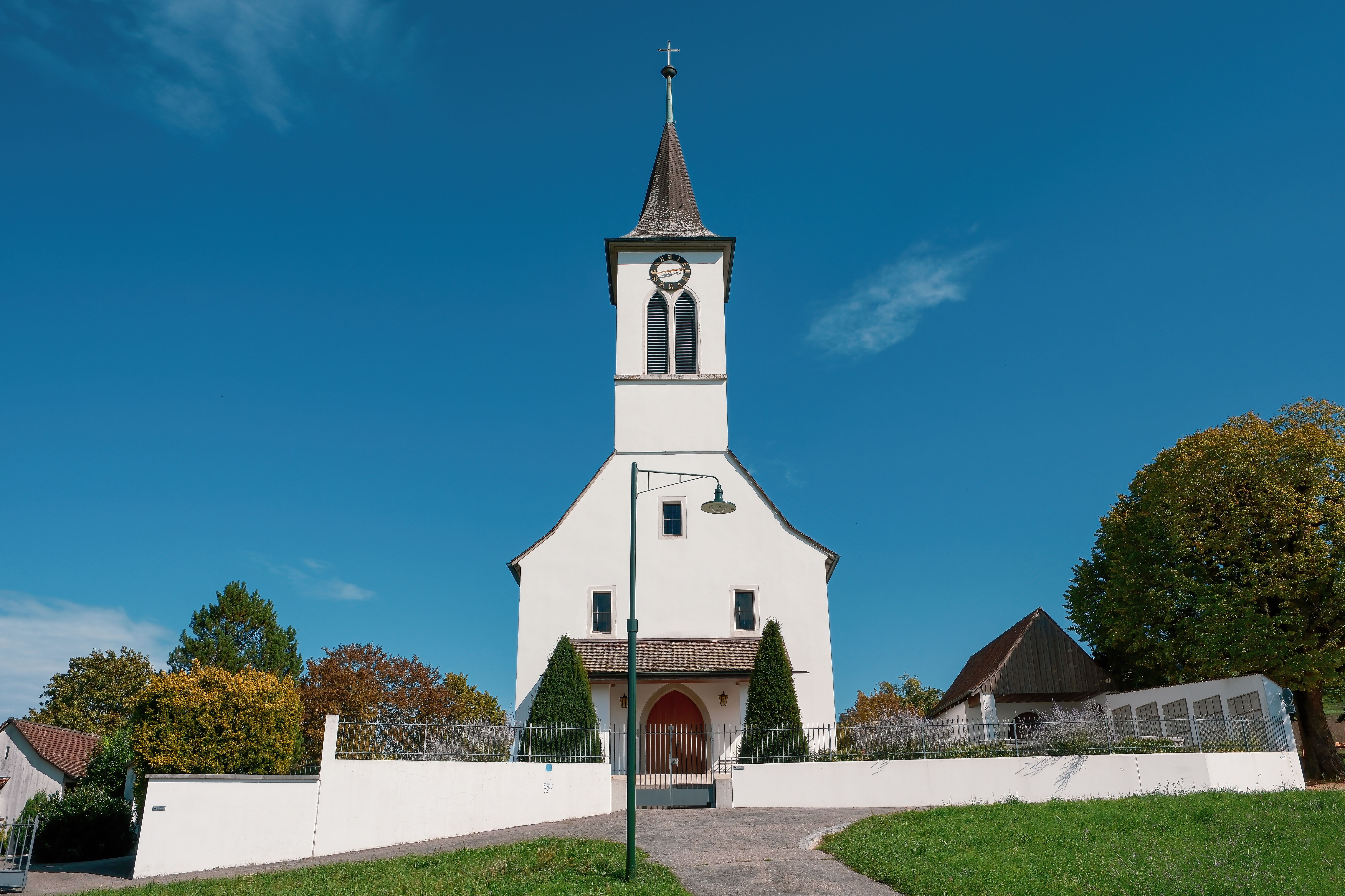A white church with a steeple on top · Free Stock Photo