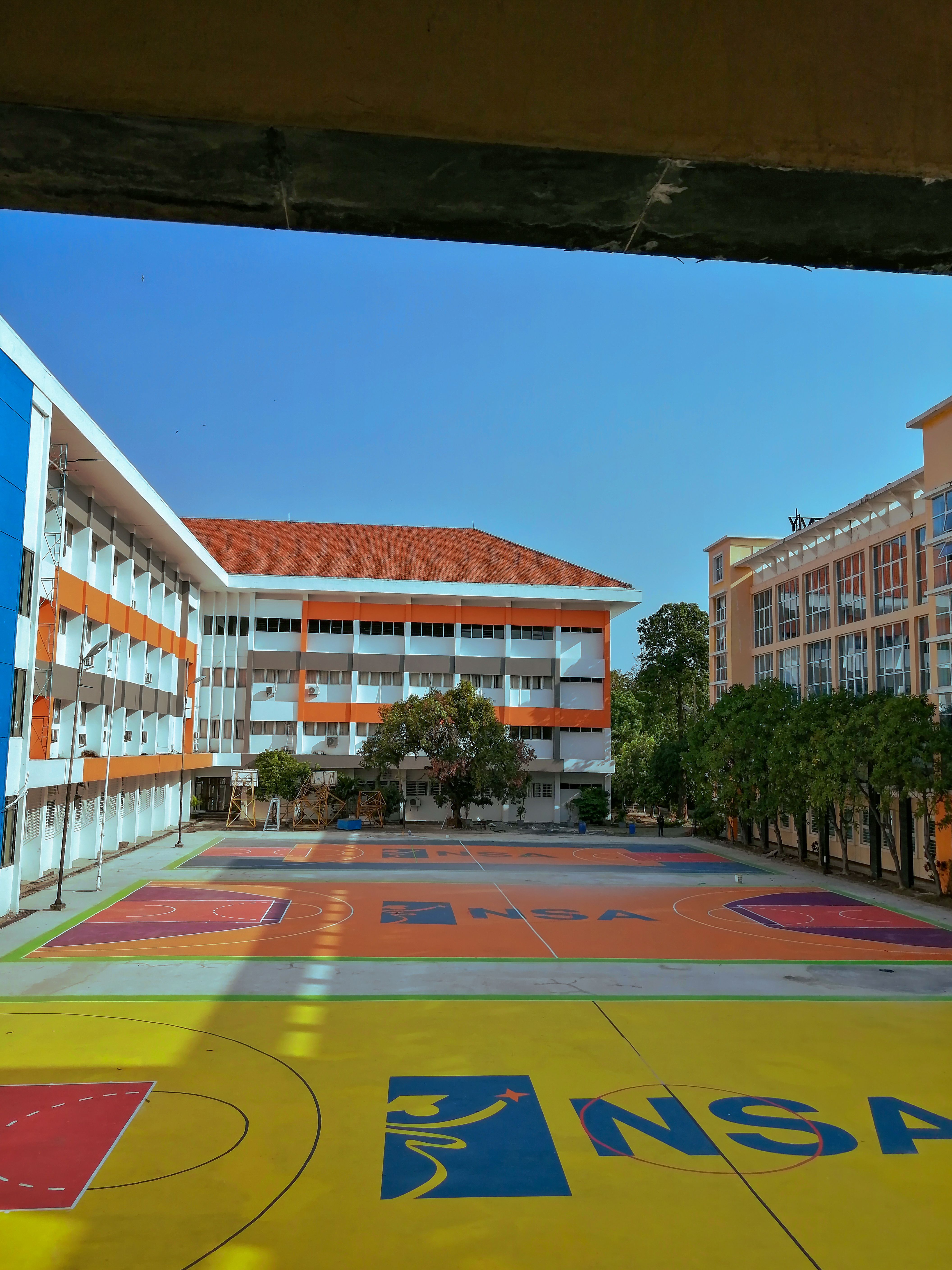 Open Air Basketball Pitch on Yard of School · Free Stock Photo
