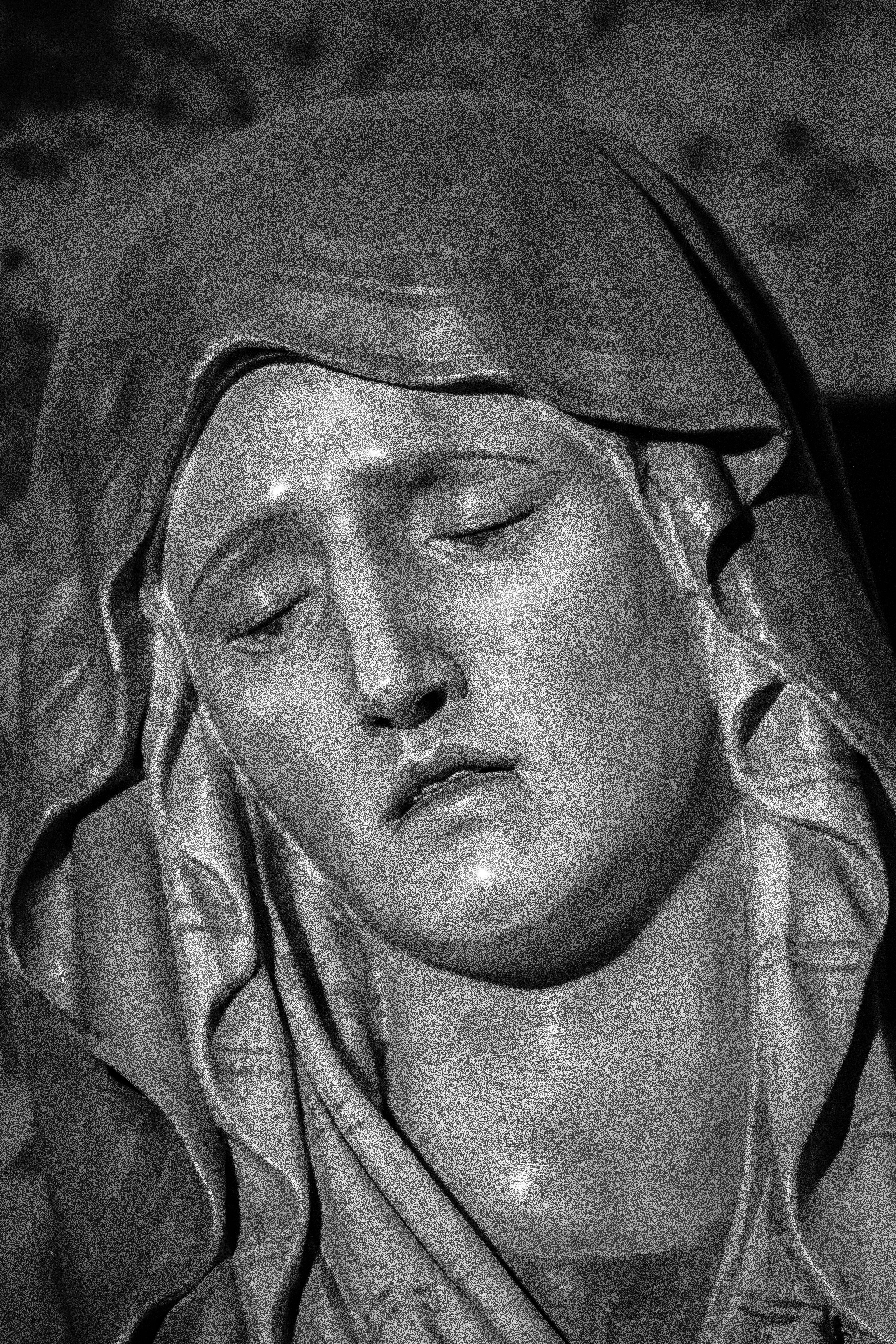 Sculpture of Virgin Mary Face in Black and White · Free Stock Photo