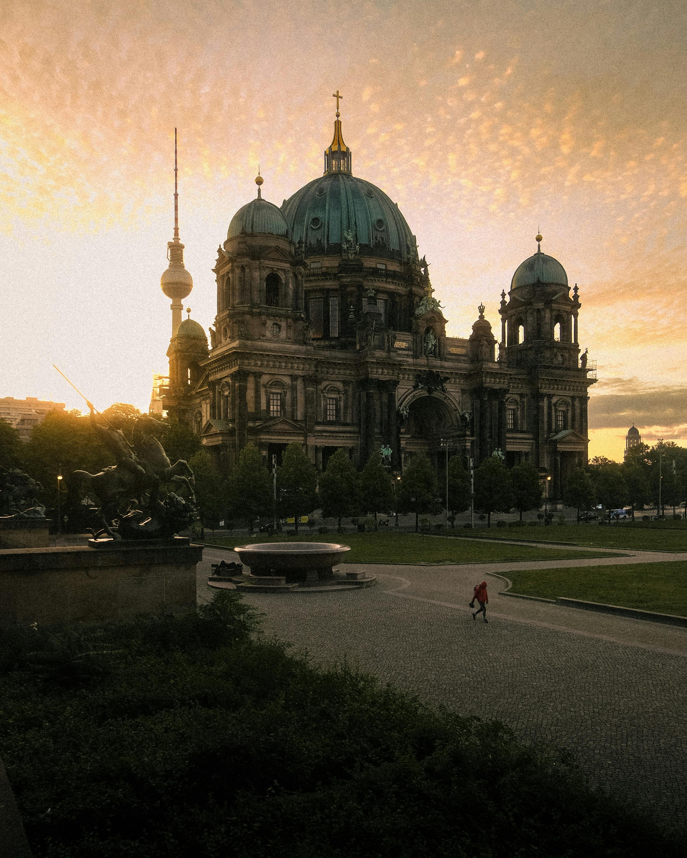 Vista Del Atardecer De La Catedral De Berlín Y La Torre De Televisión · Foto de stock gratuita