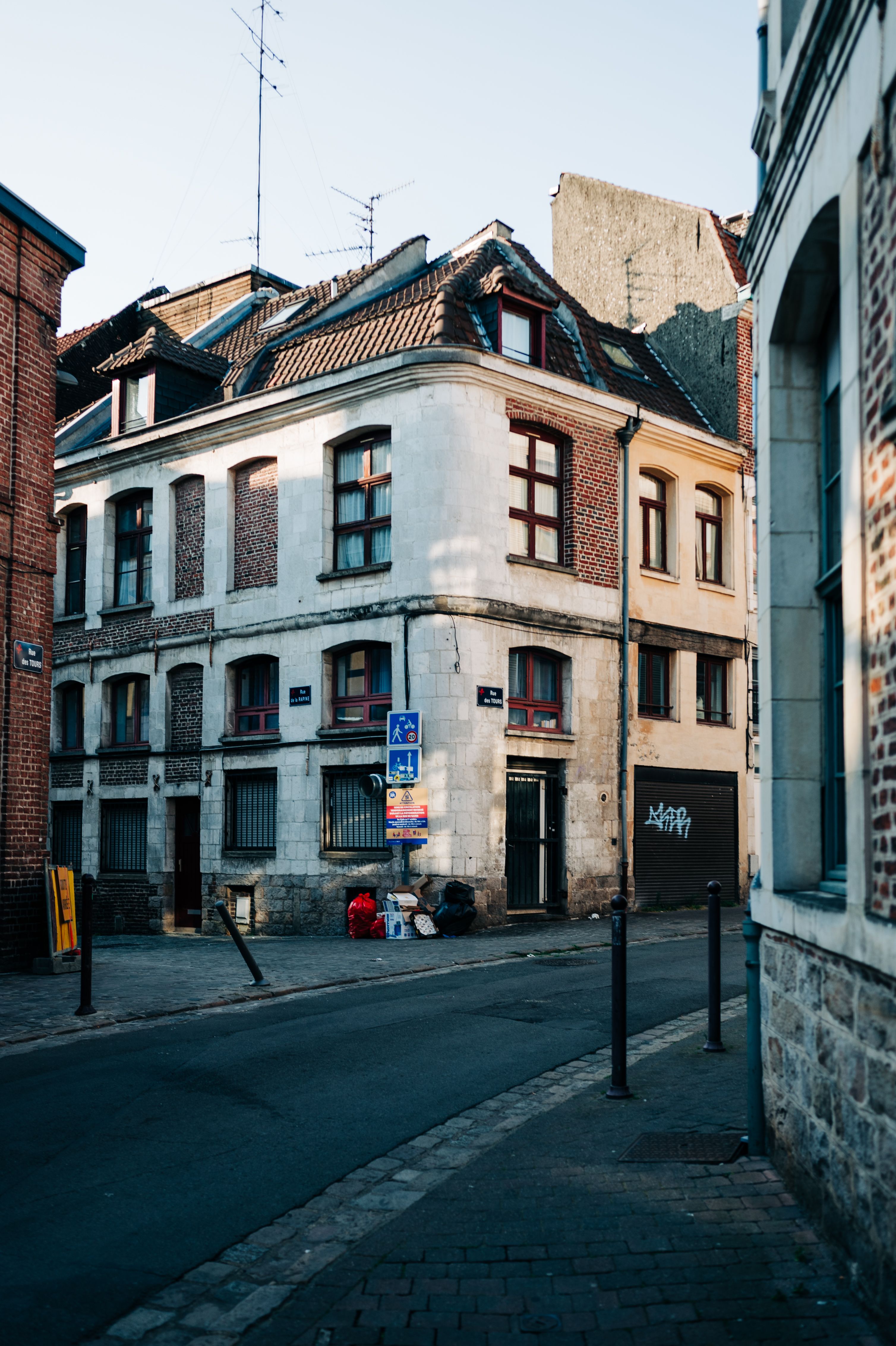 Bend of a Narrow Street Between Townhouses · Free Stock Photo
