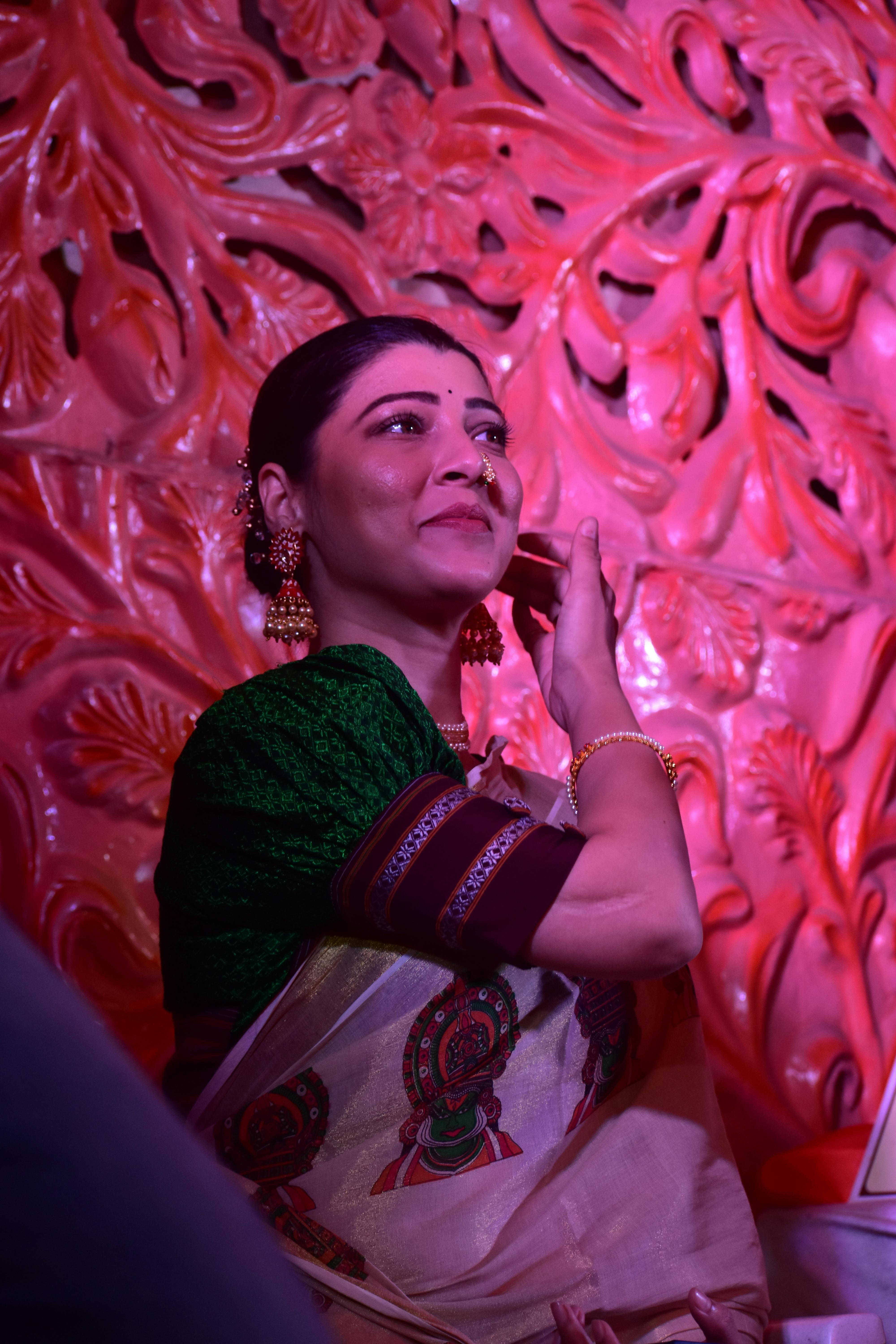 Portrait Woman With Unblurred Backgrounds Photos, Download The BEST ...