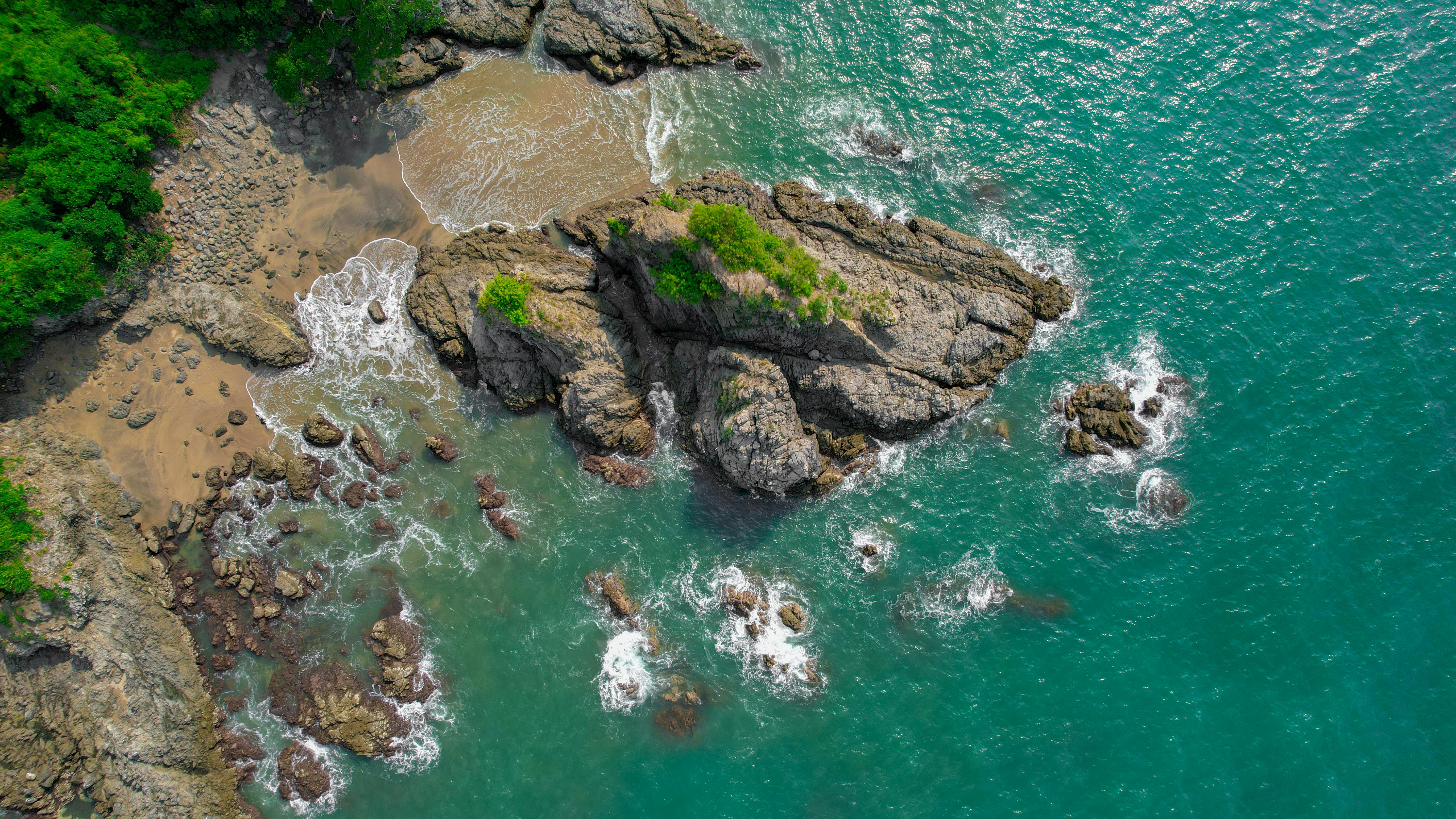Aerial view of the ocean and rocks in costa rica · Free Stock Photo