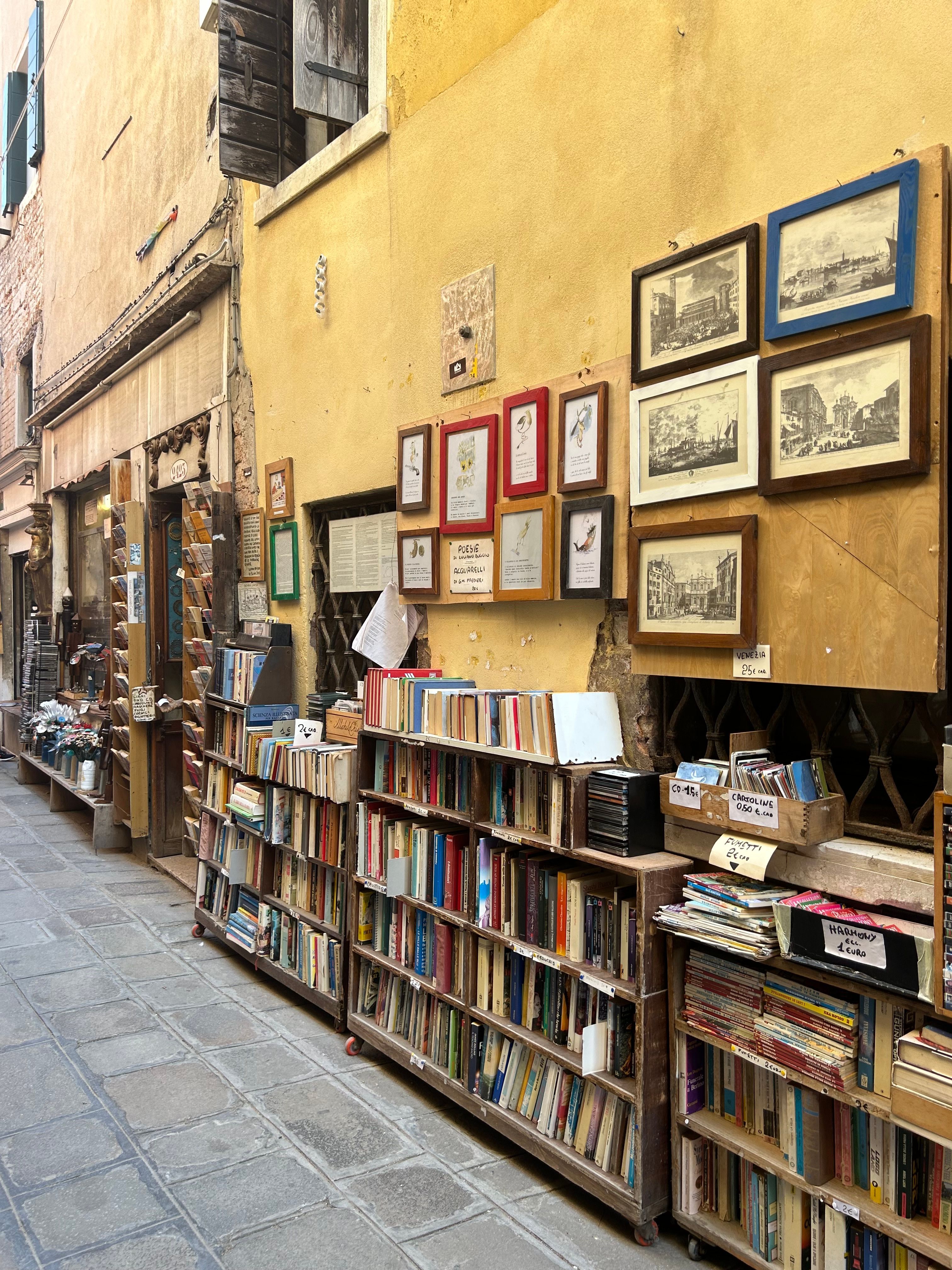 Bookstore in Alley in Town · Free Stock Photo