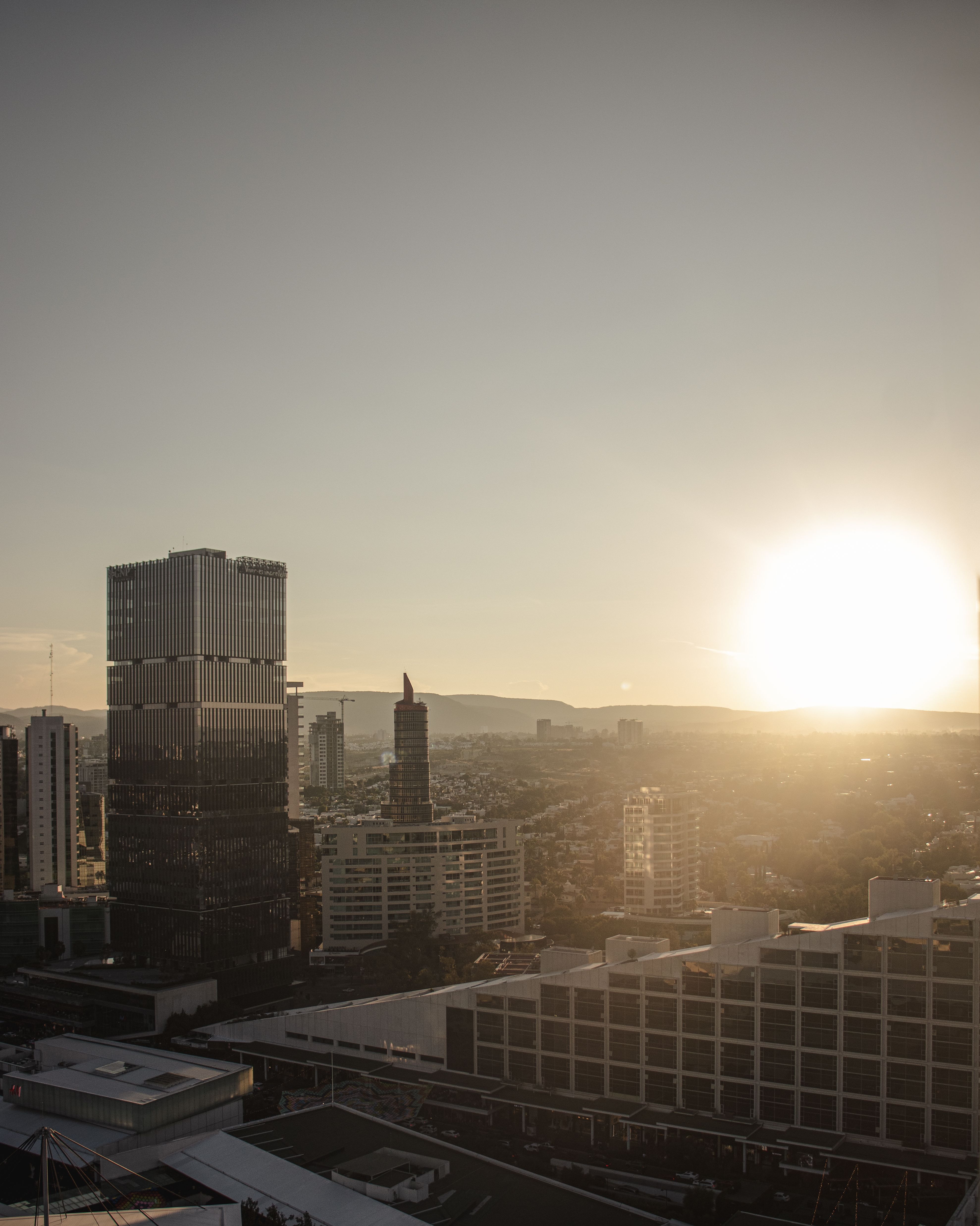 A view of the sun rising over a city · Free Stock Photo
