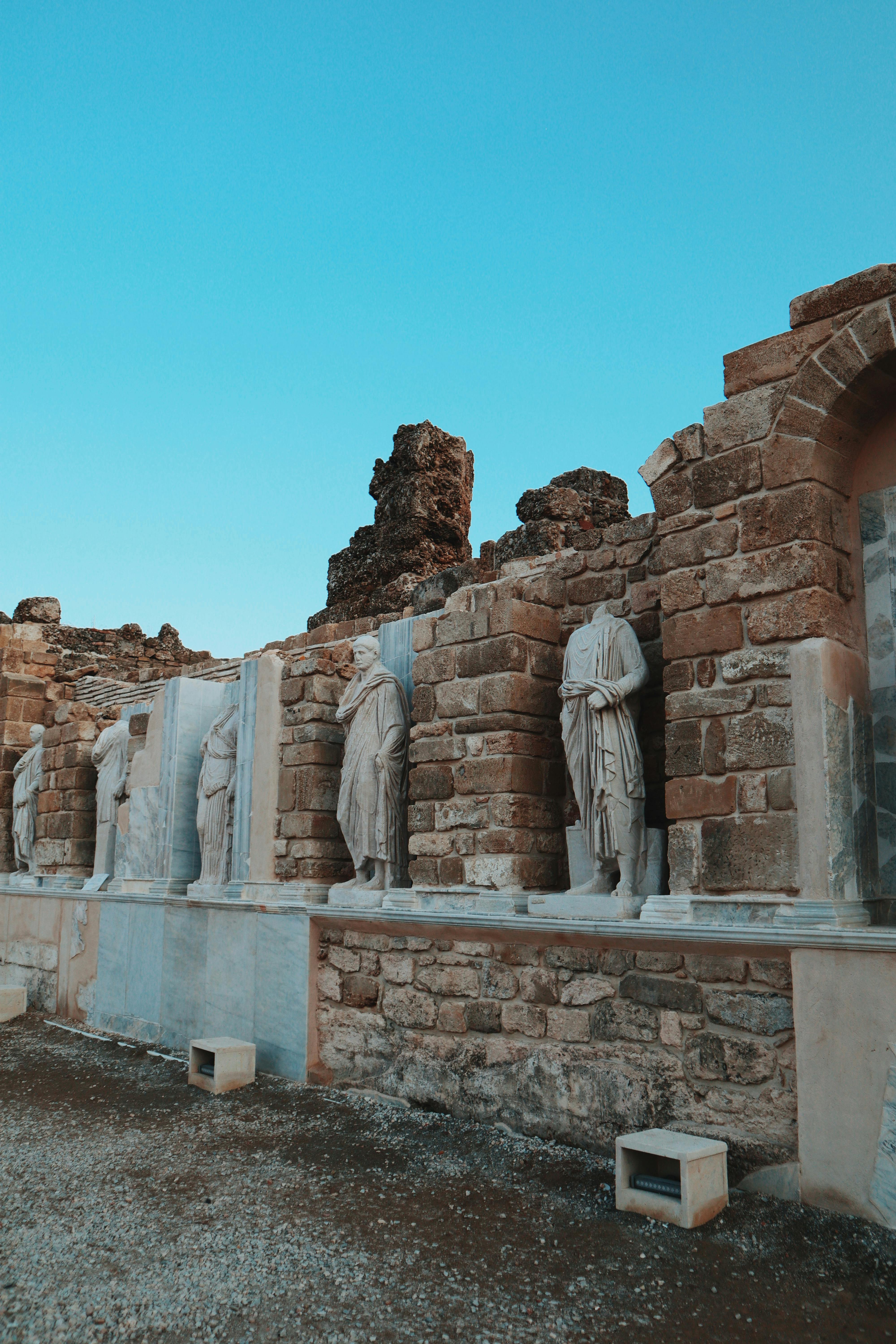 Sculptures in Ancient Ruins · Free Stock Photo