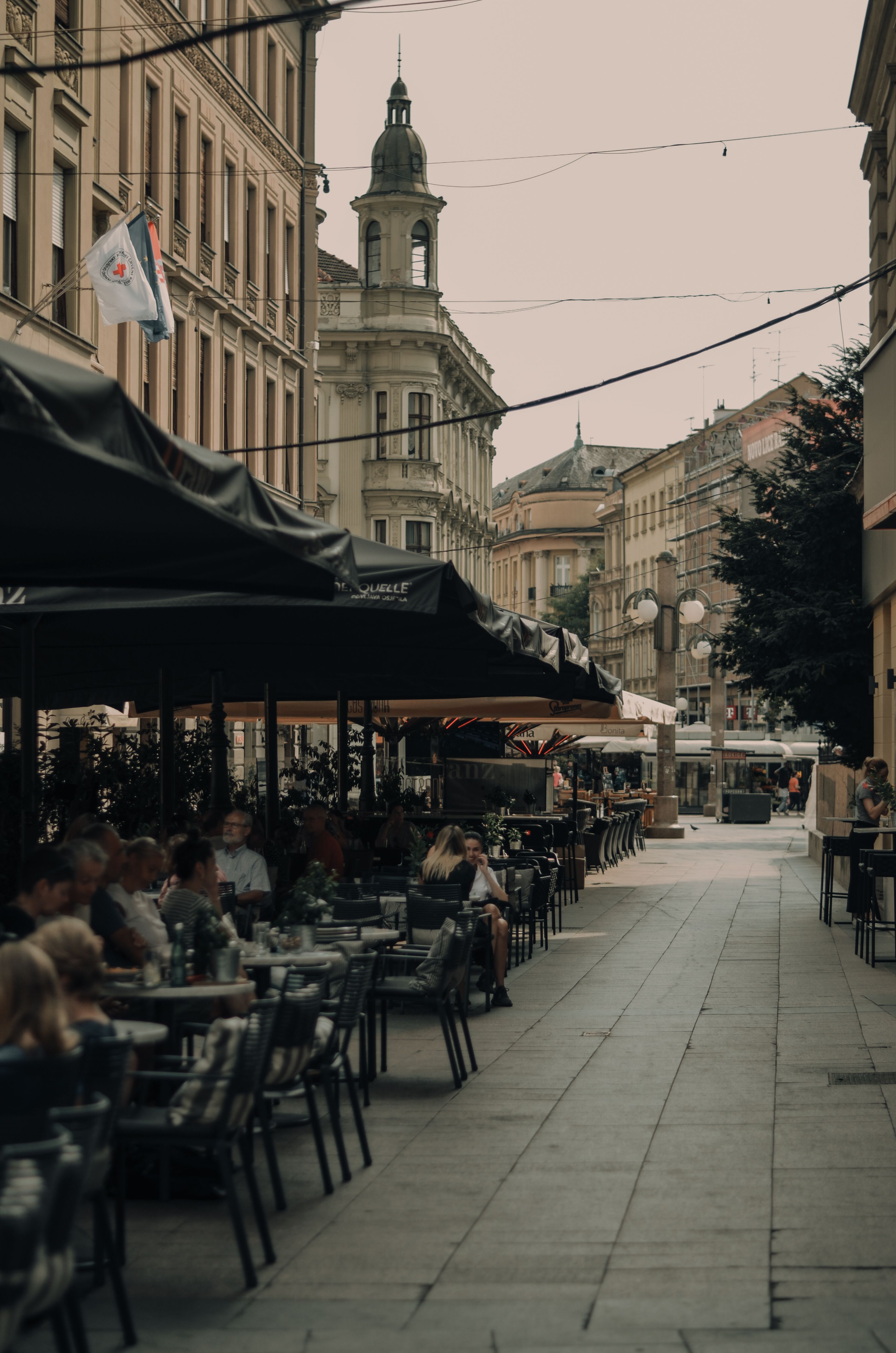 Street view of a coffee terrace with tables and chairs · Free Stock Photo