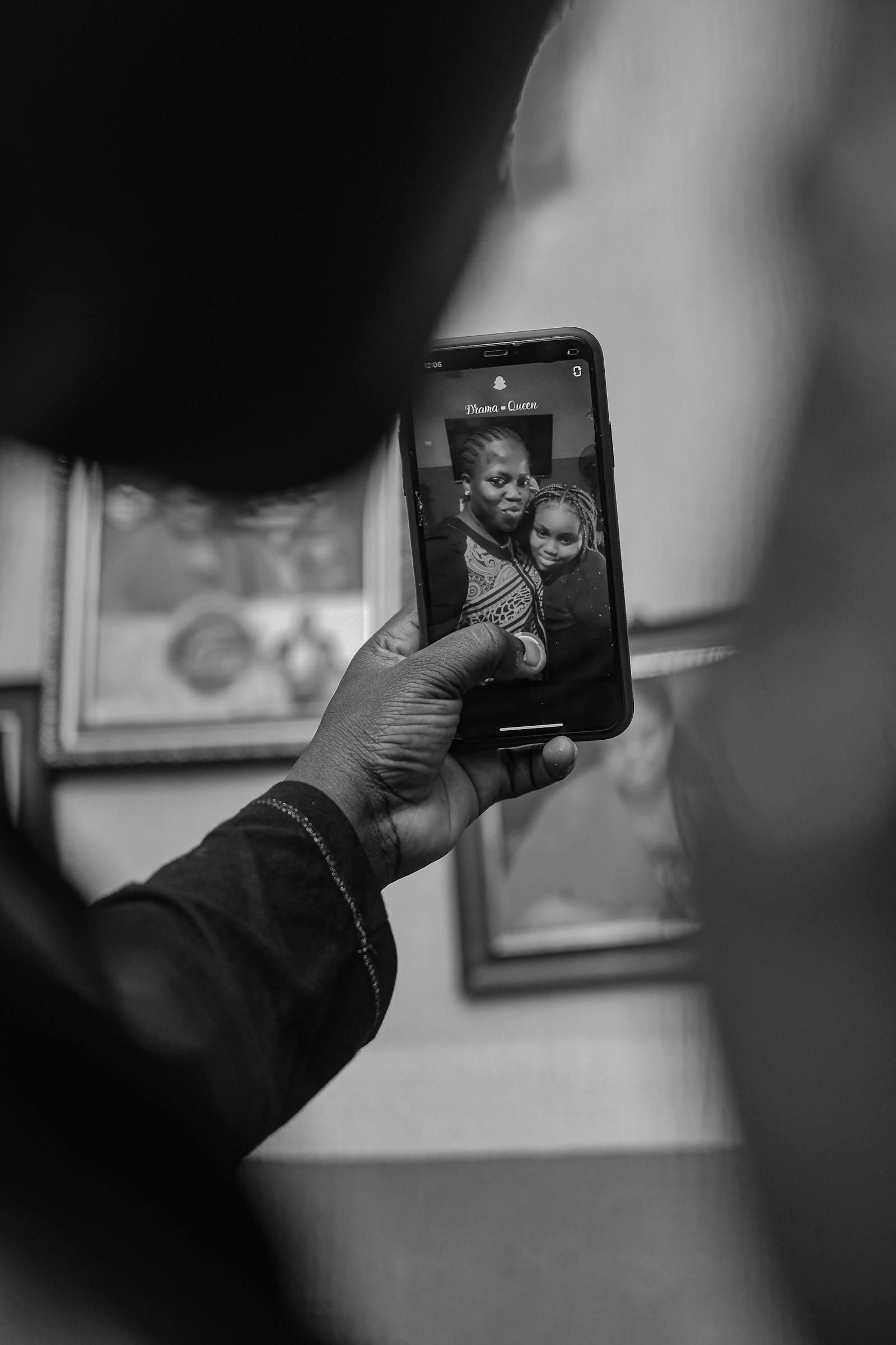Black Girl Taking Selfies Photos Download The Best Free Black Girl