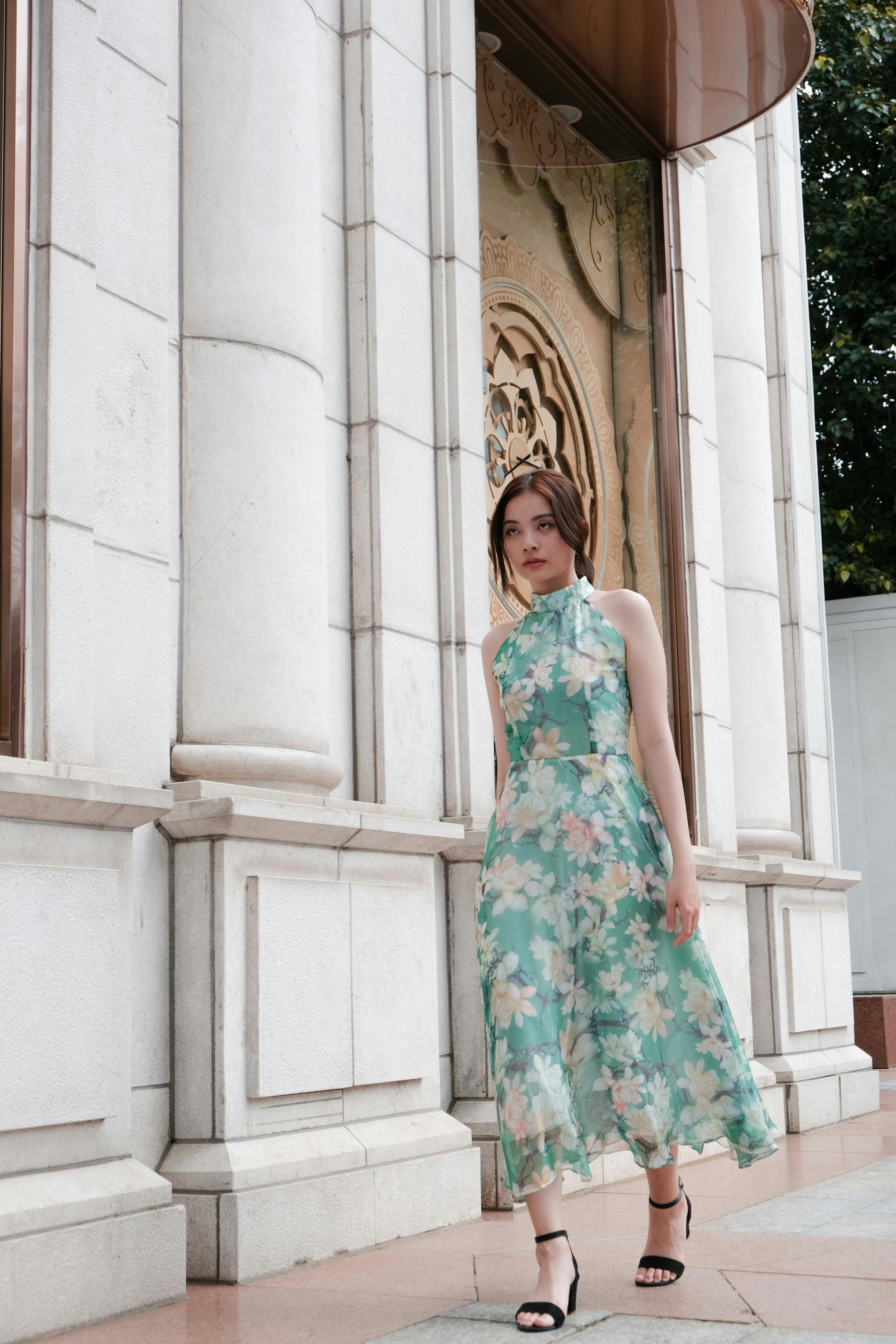 Walking Through Building Photos, Download The BEST Free Walking Through ...