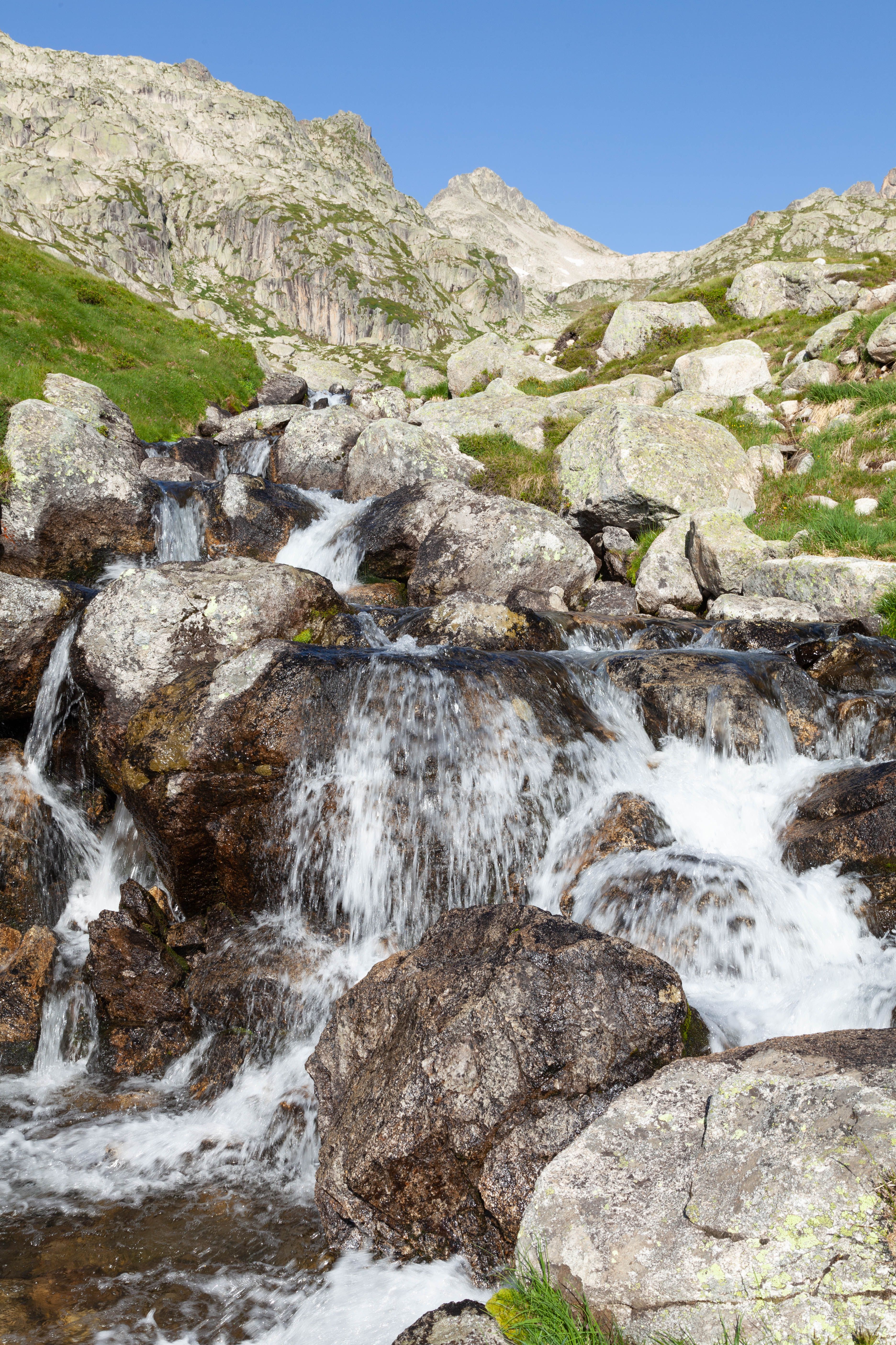 Cascade on Rocks on Mountainside · Free Stock Photo