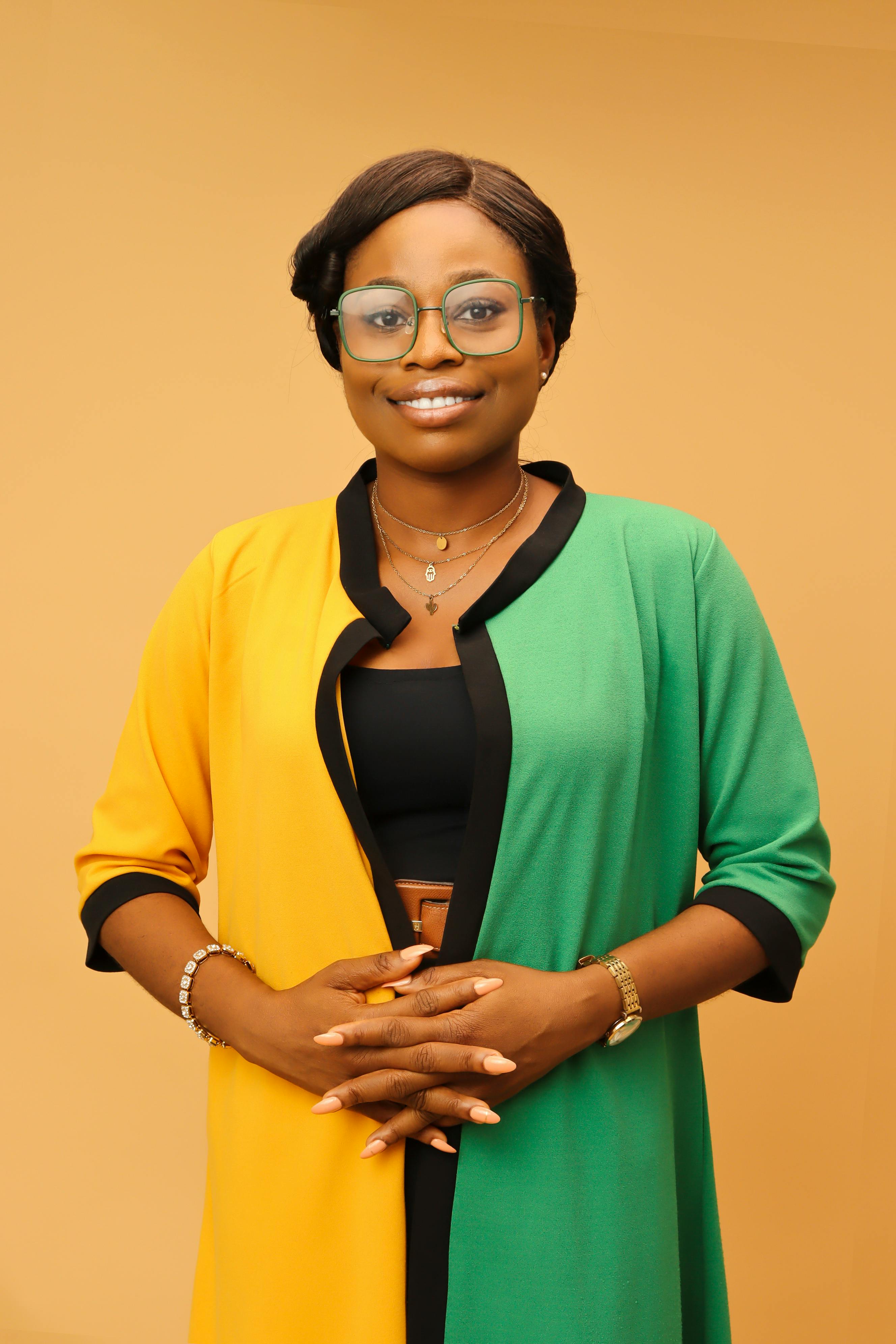 Portrait Woman With Unblurred Backgrounds Photos, Download The BEST ...