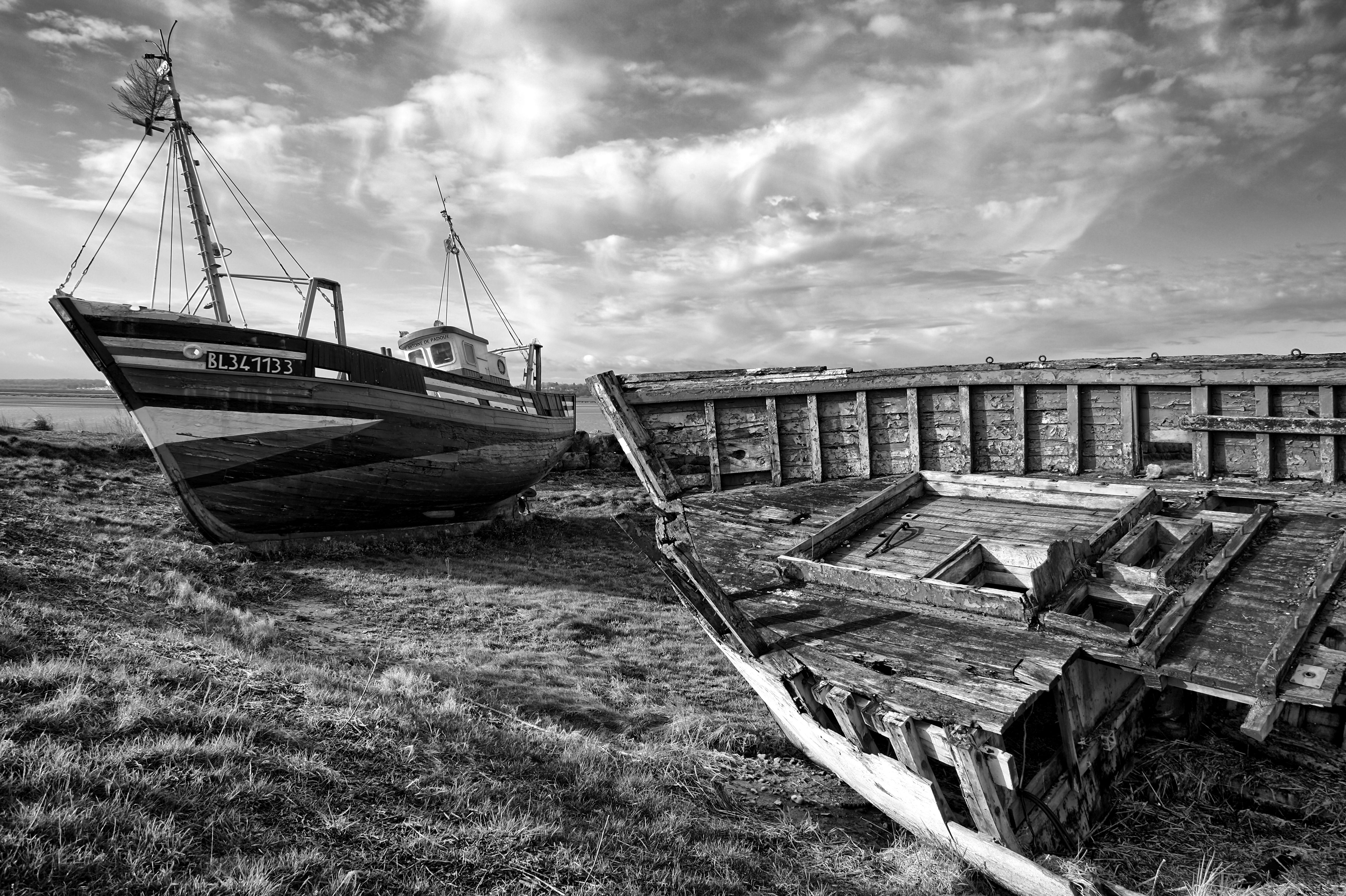 Abandoned Boats on Shore in Black and White · Free Stock Photo