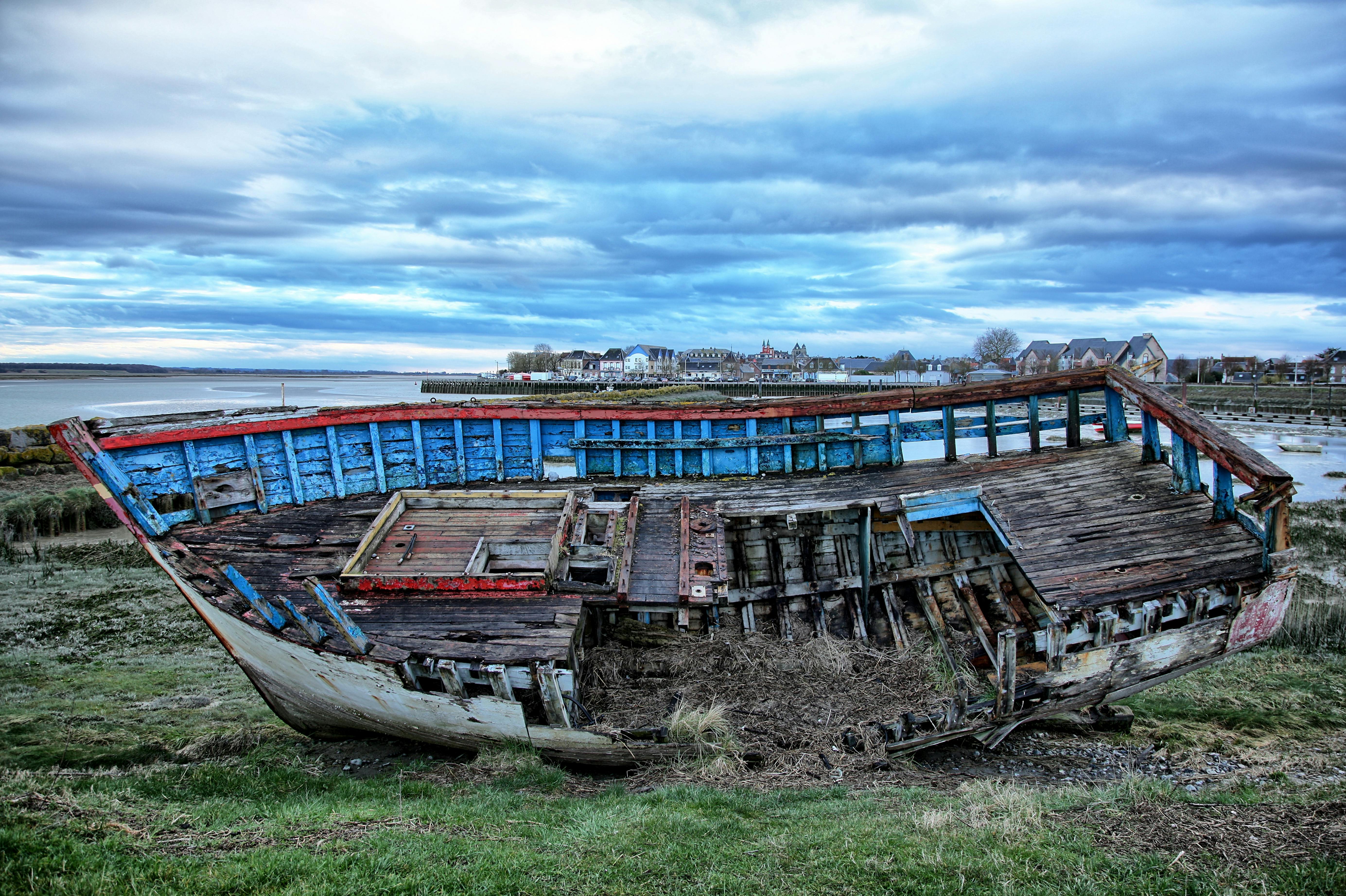 Destroyed Boat on Shore · Free Stock Photo