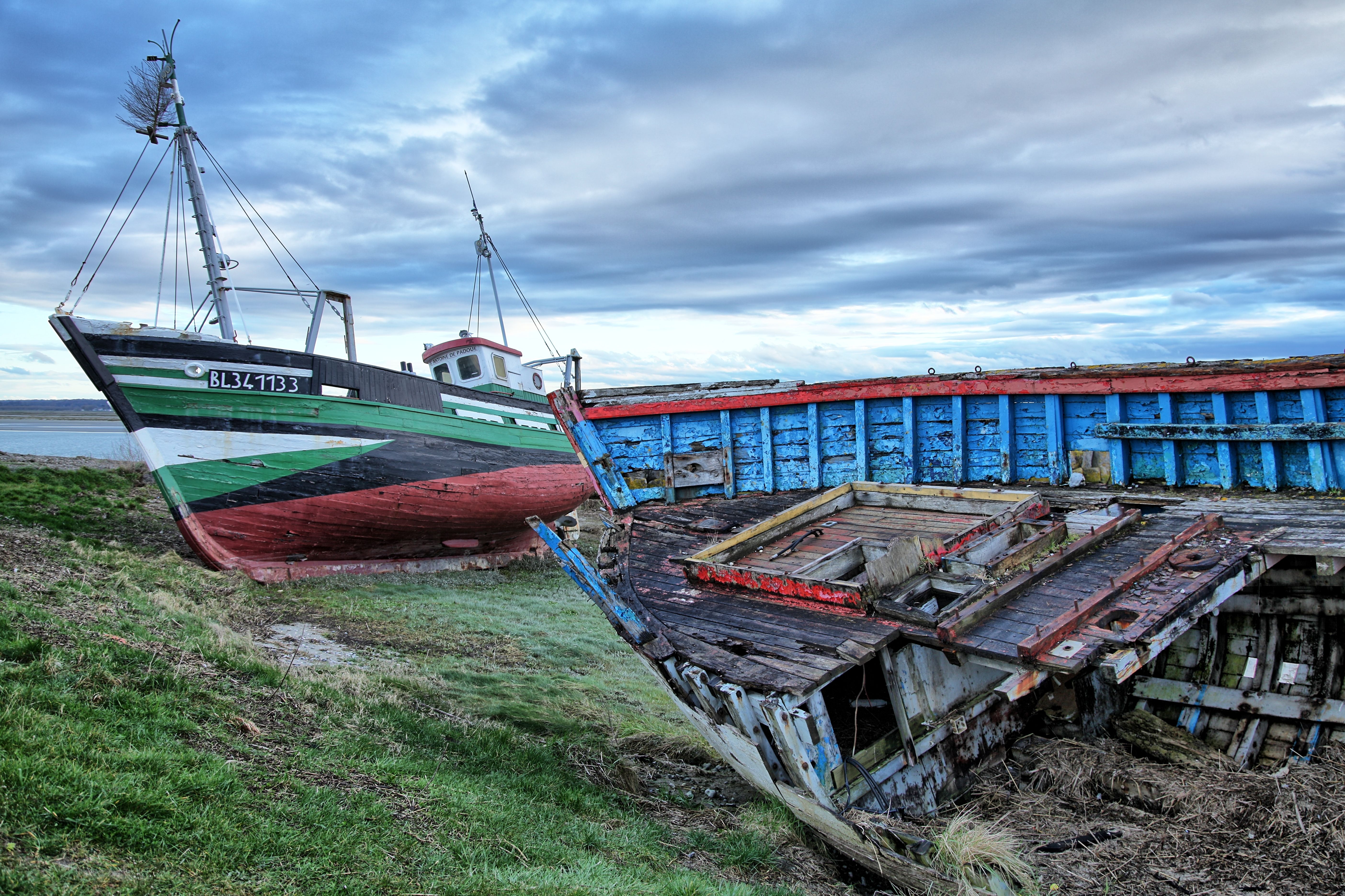 Fishing Boat by Wreck on Beach in Le Crotoy, France · Free Stock Photo