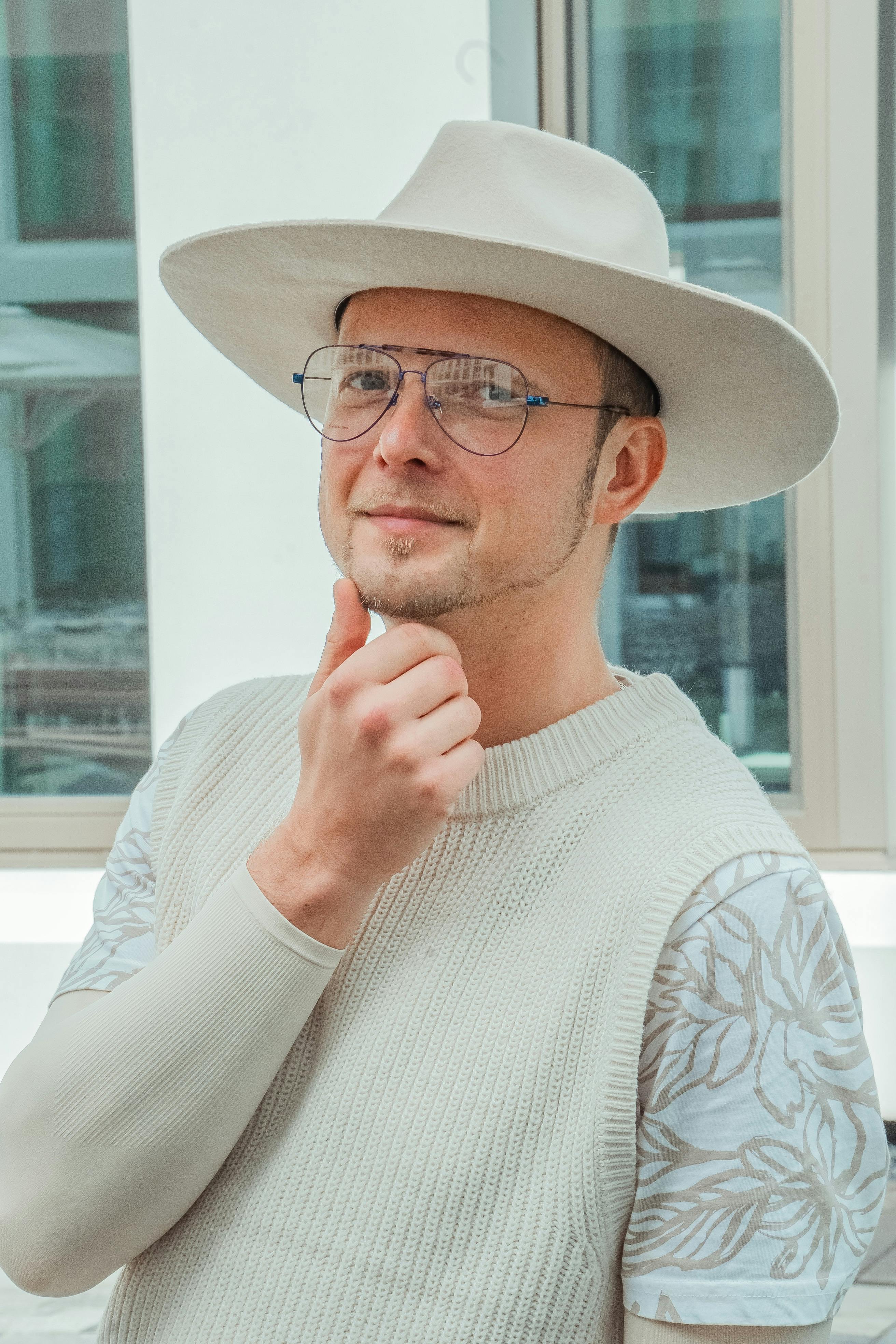 şapkalı Ve Gözlüklü Adam Portresi · Ücretsiz Stok Fotoğraf