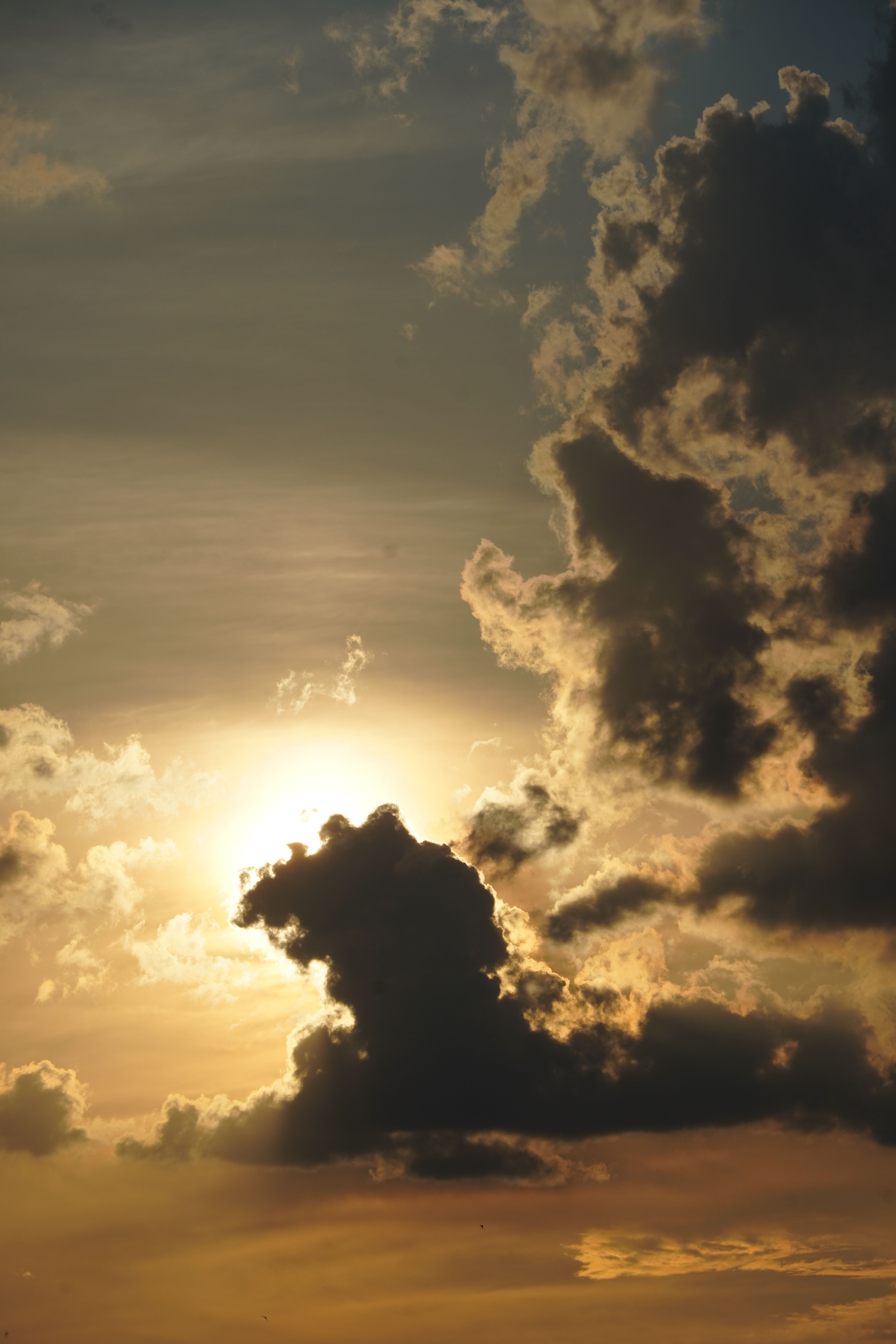 Sunset Sunlight behind Cloud · Free Stock Photo
