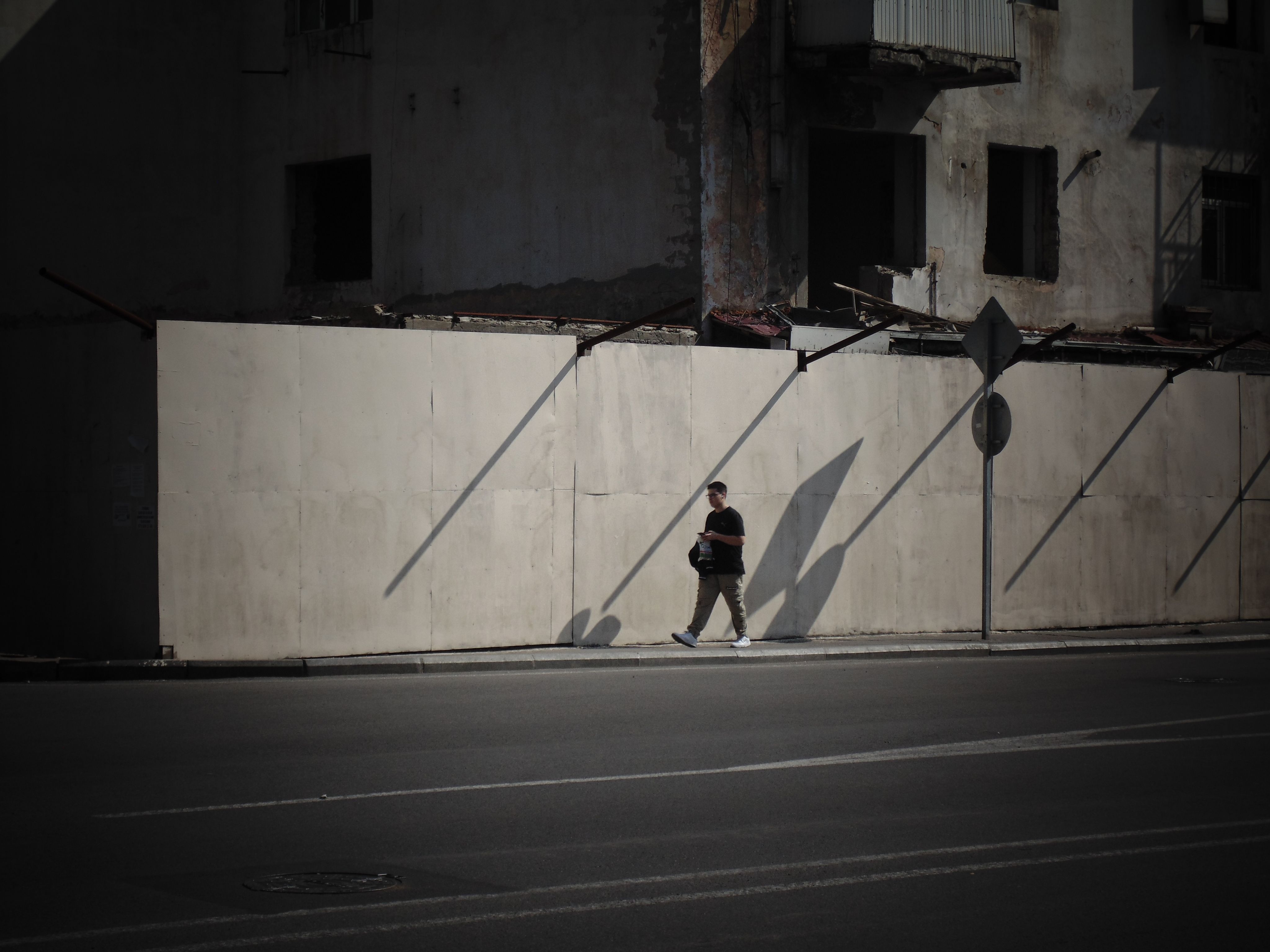 Man Walking near Wall in City · Free Stock Photo
