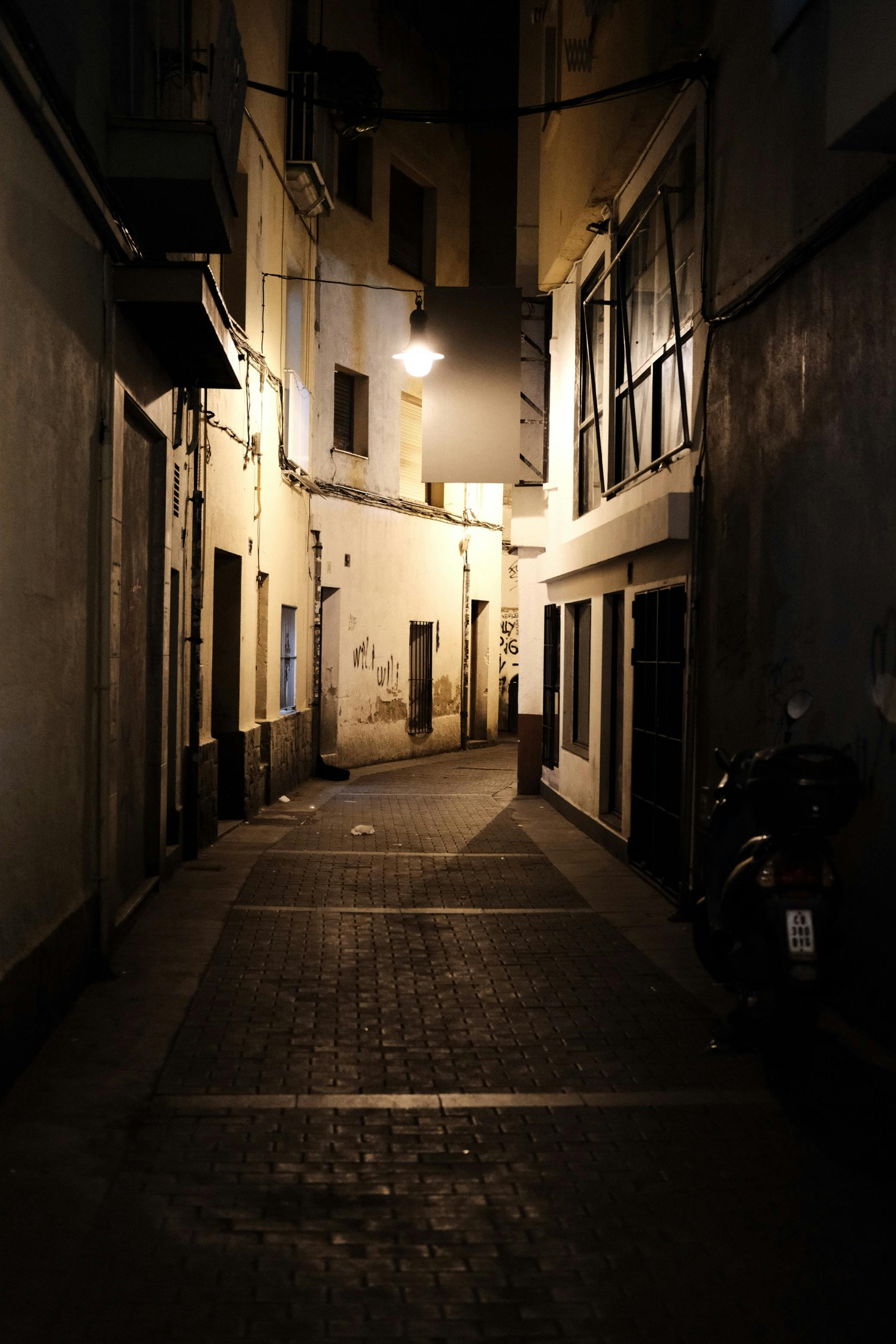 Narrow Alley at Night · Free Stock Photo