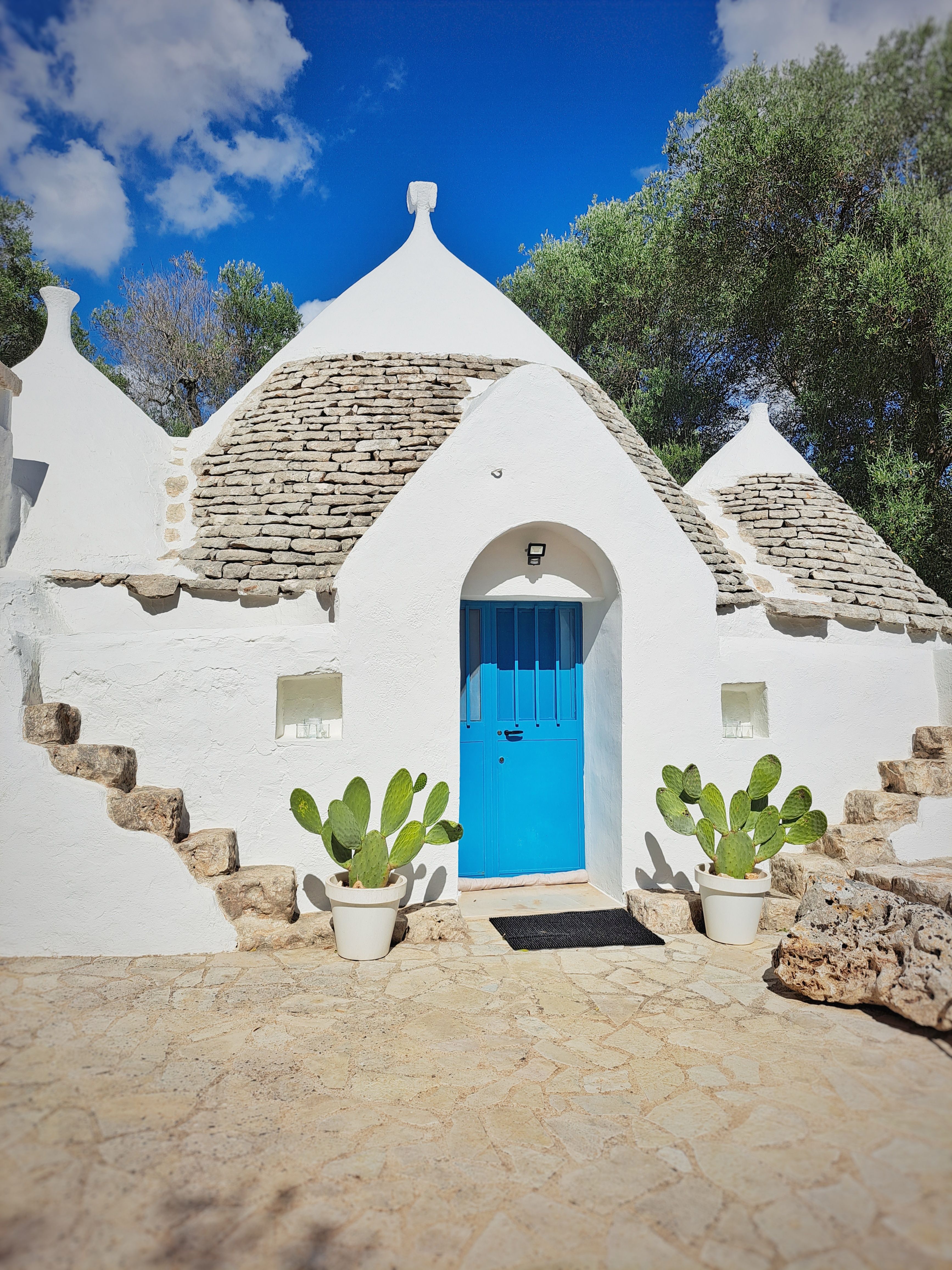 Exterior of Well Preserved Trullo Hut with Conical Roof · Free Stock Photo