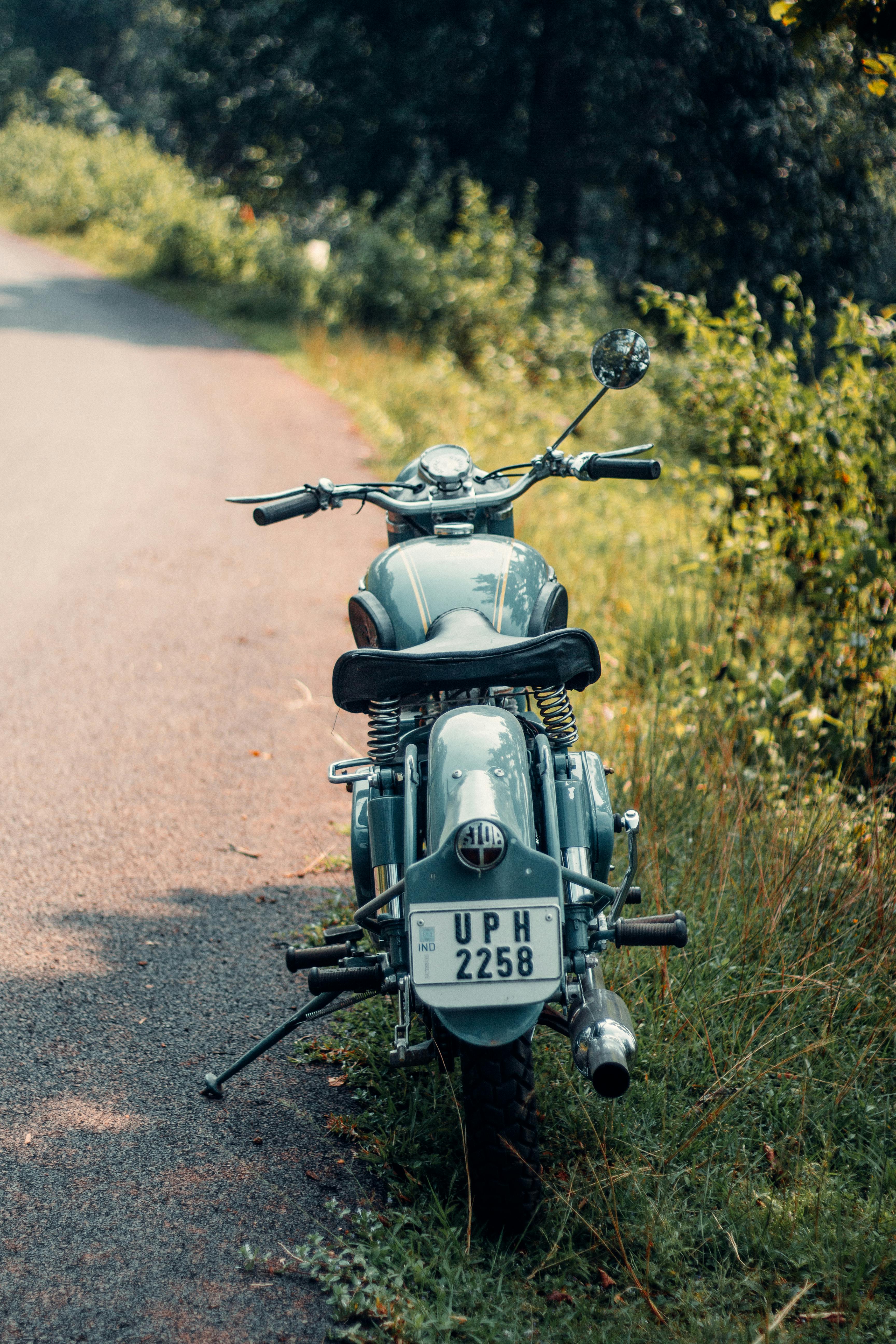 Back View of Motorbike by Road · Free Stock Photo