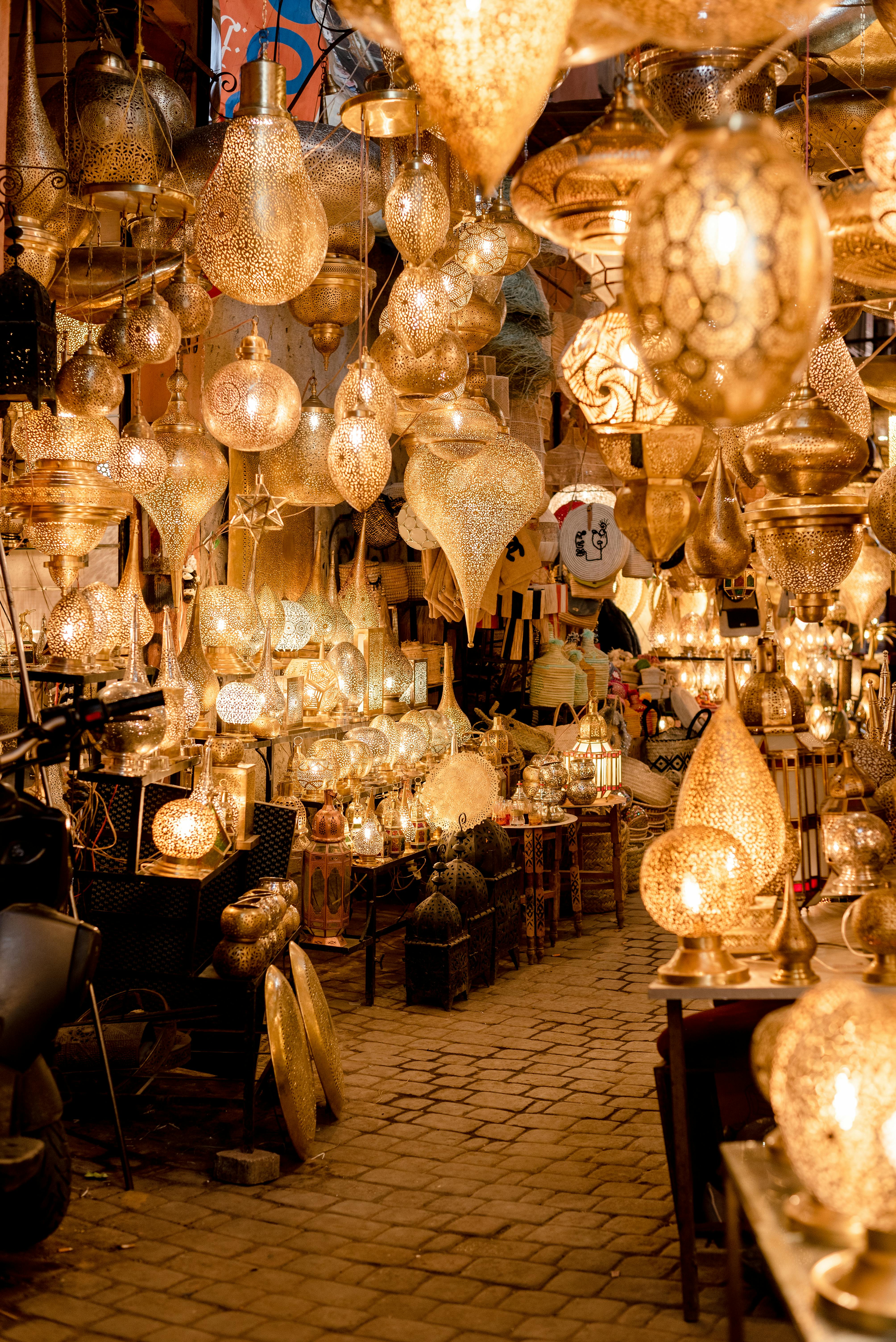 A market with many lamps hanging from the ceiling · Free Stock Photo