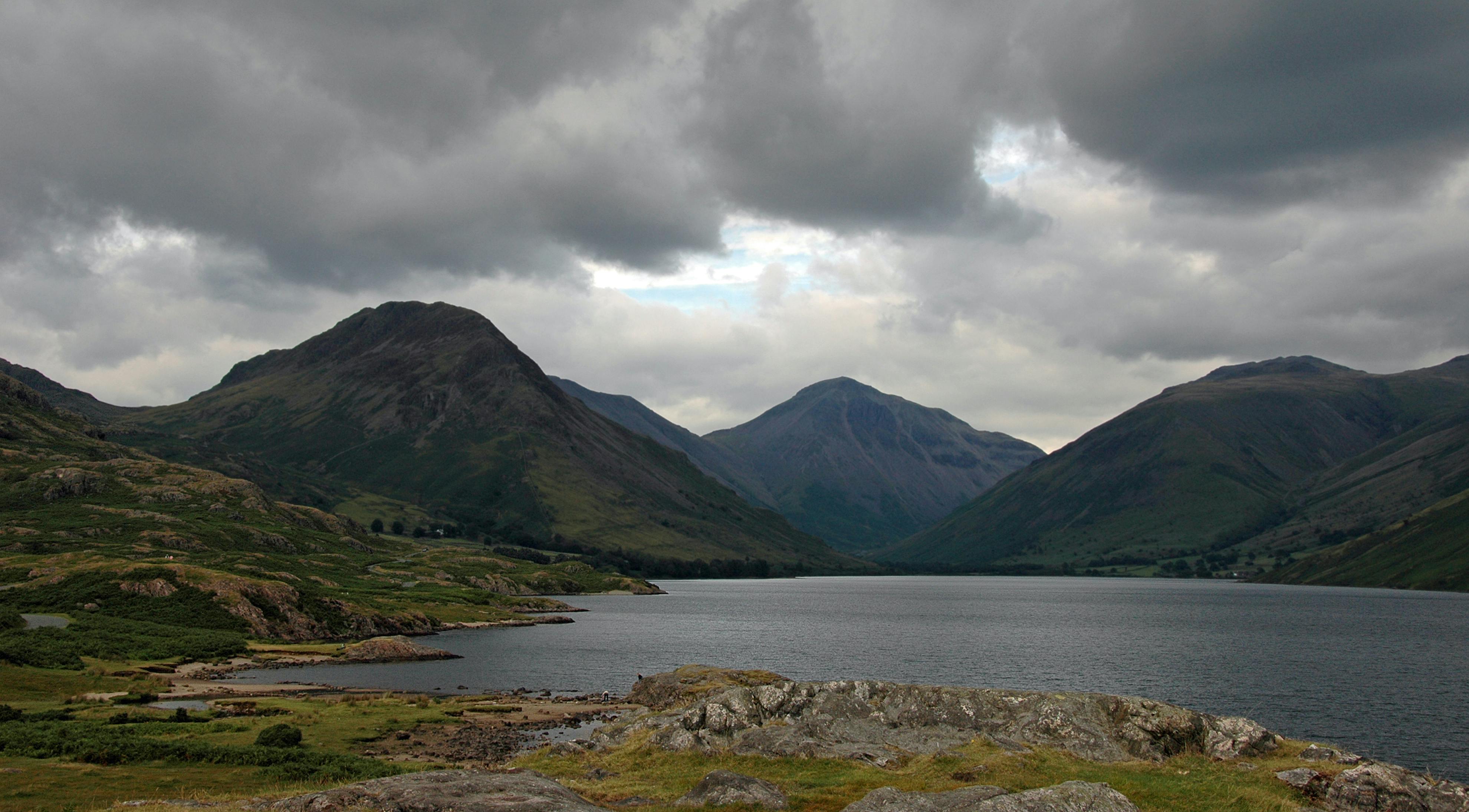 Lake and Mountains behind · Free Stock Photo