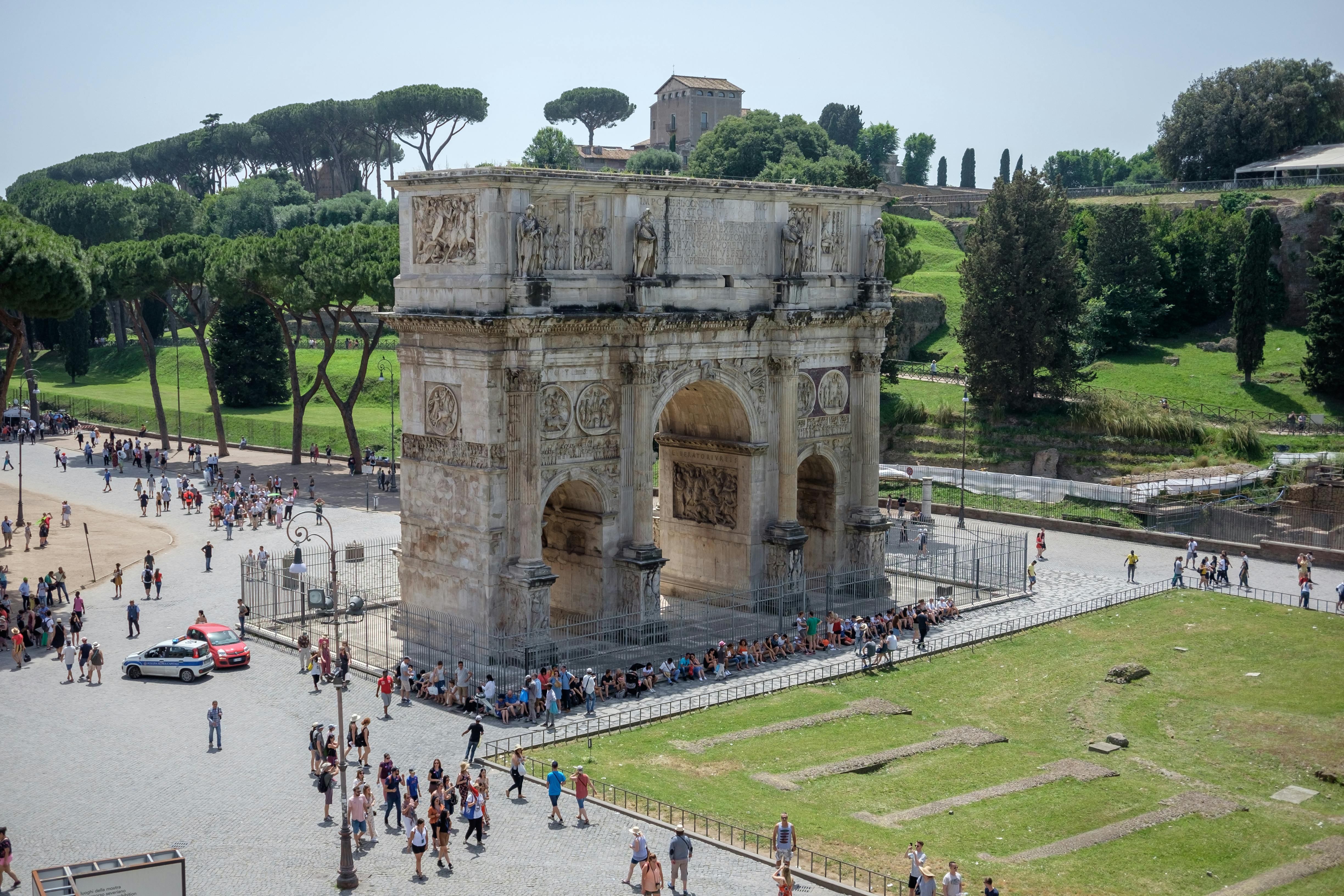 Triumph Arch on a Square in Rome · Free Stock Photo