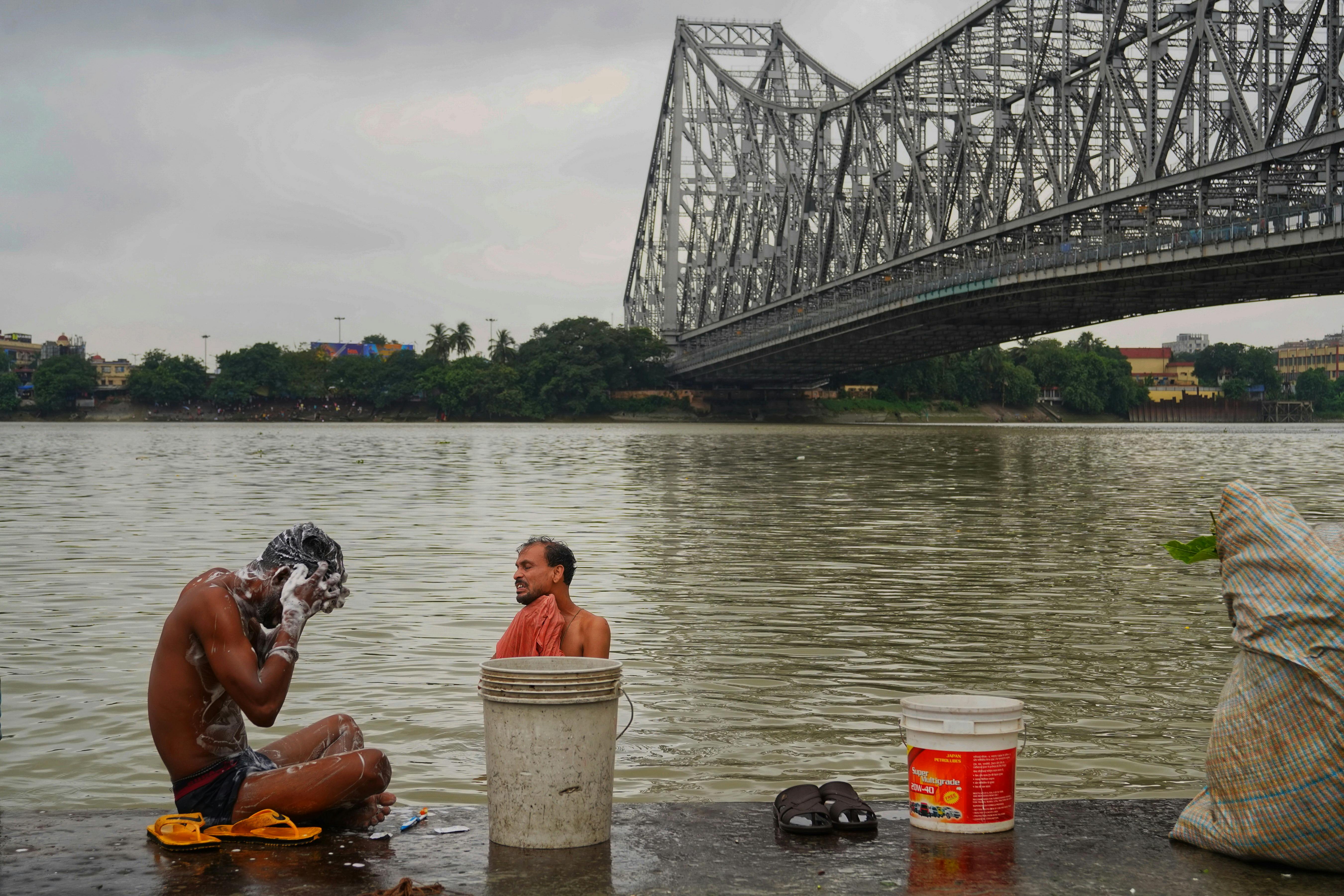 Bucket bathing. · Free Stock Photo