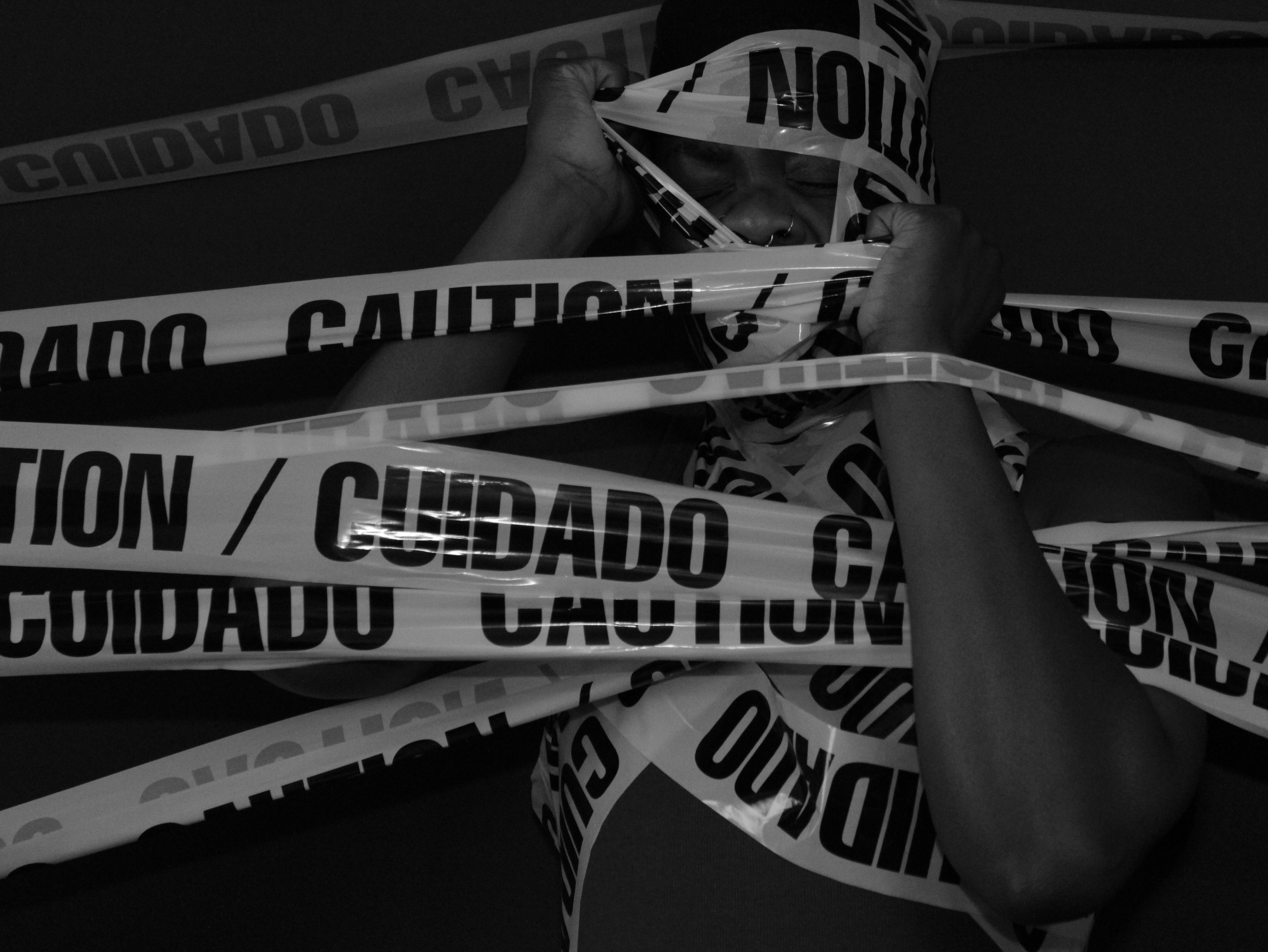 Foto de stock gratuita sobre atrapado, fotos en blanco y negro, cinta ...