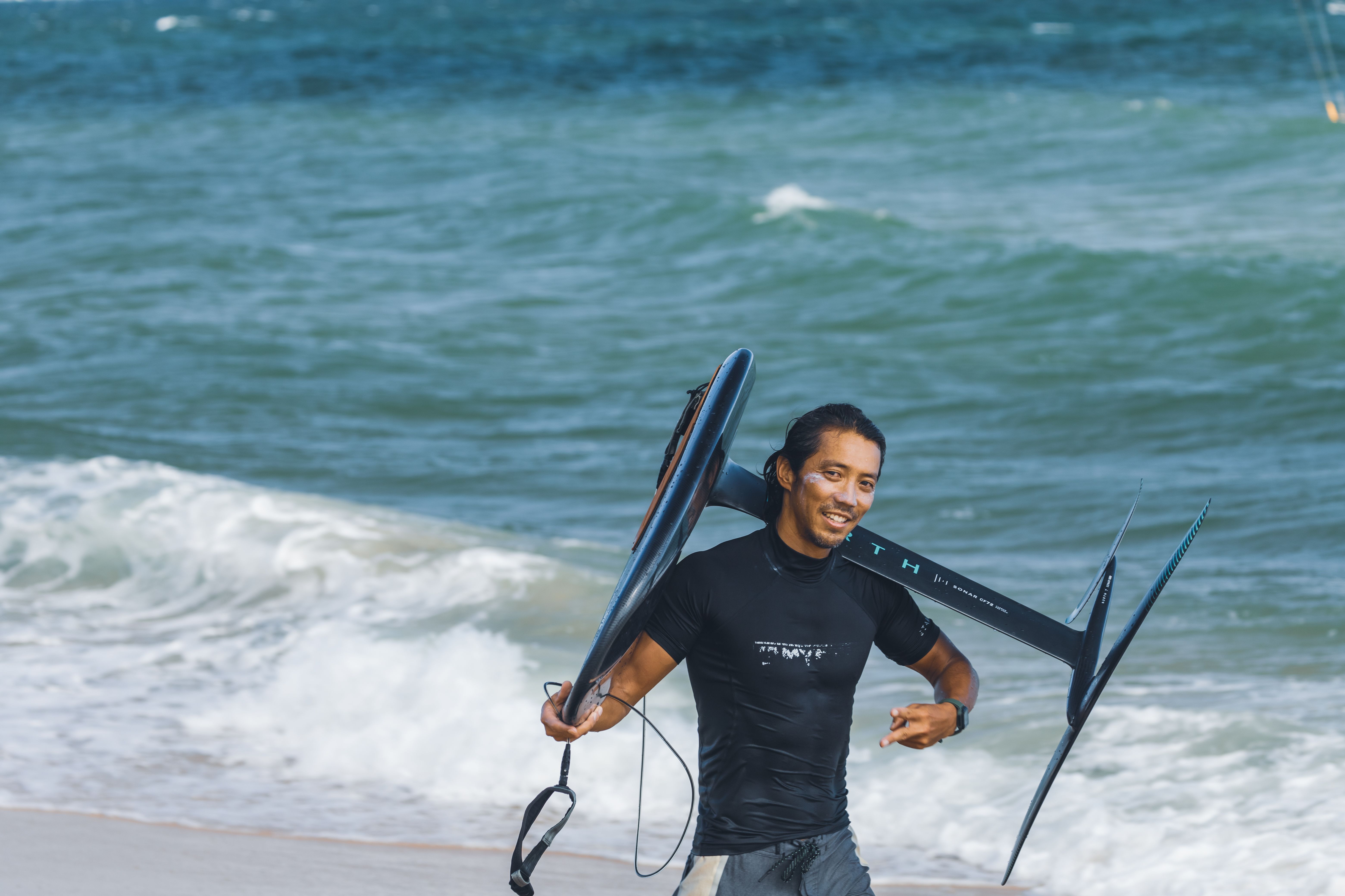Man Carrying Kitesurfing Equipment · Free Stock Photo
