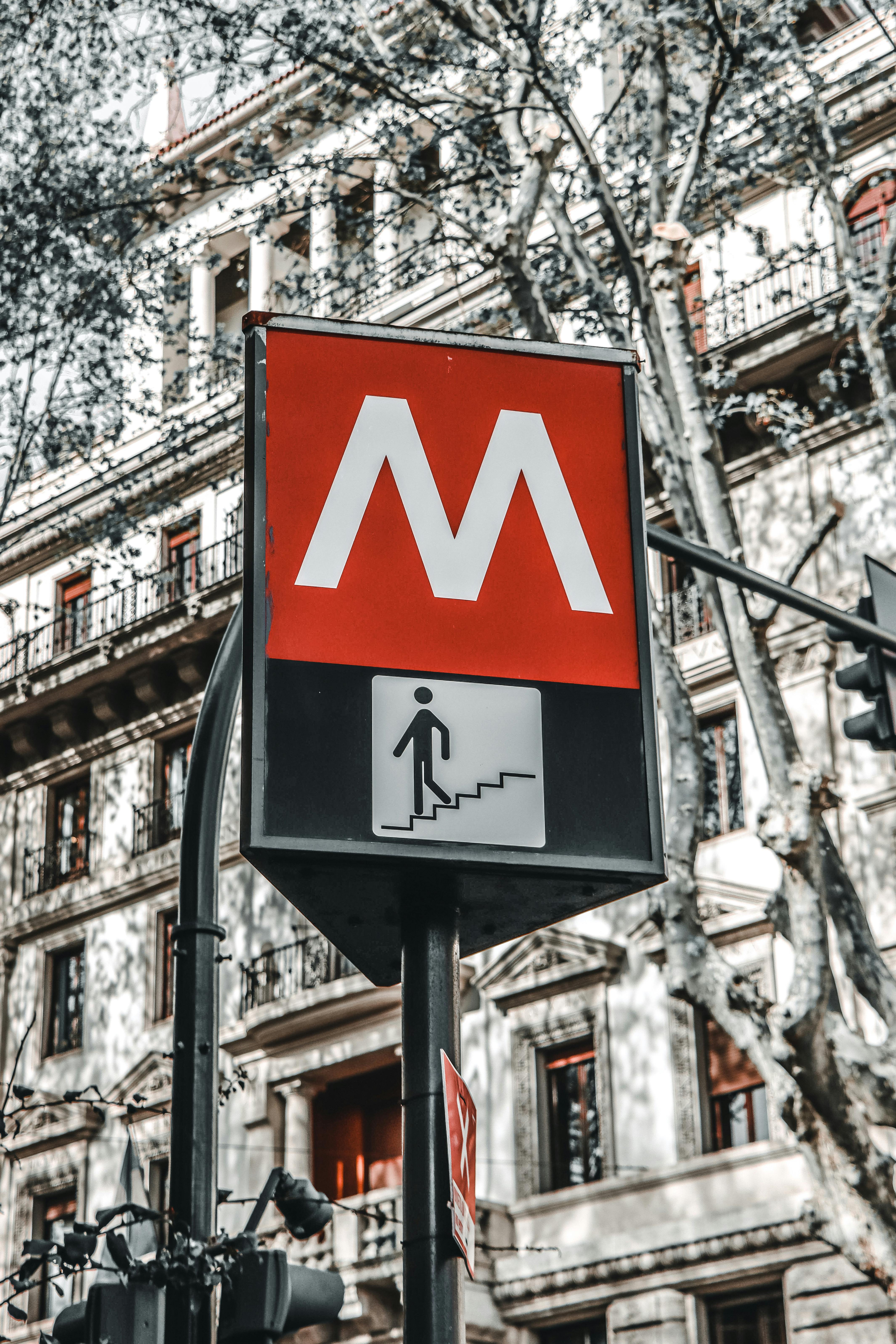 Entrance to the Metro Sign · Free Stock Photo