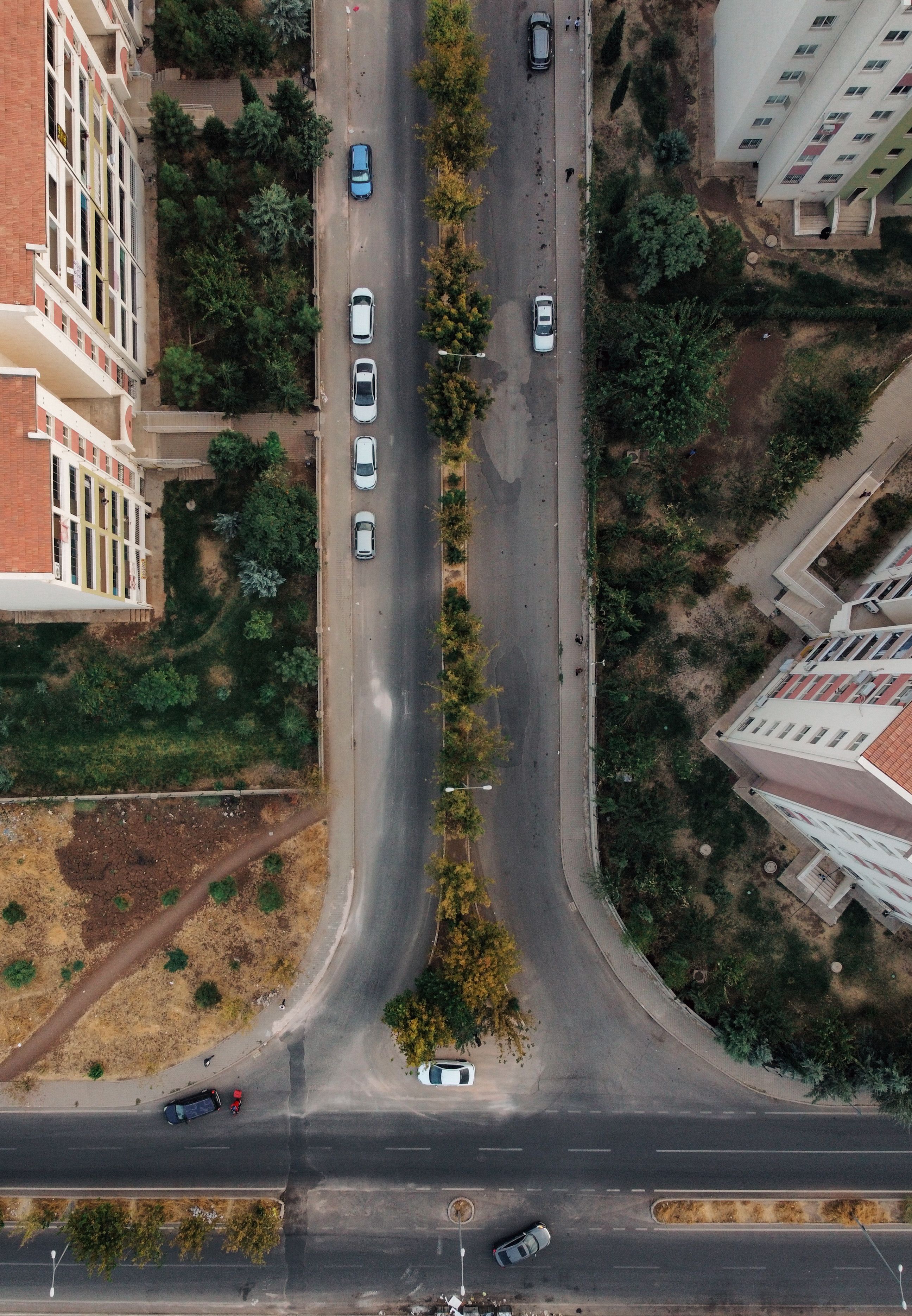 Autos Circulando Por Una Calle Vistos Desde Arriba · Foto de stock gratuita