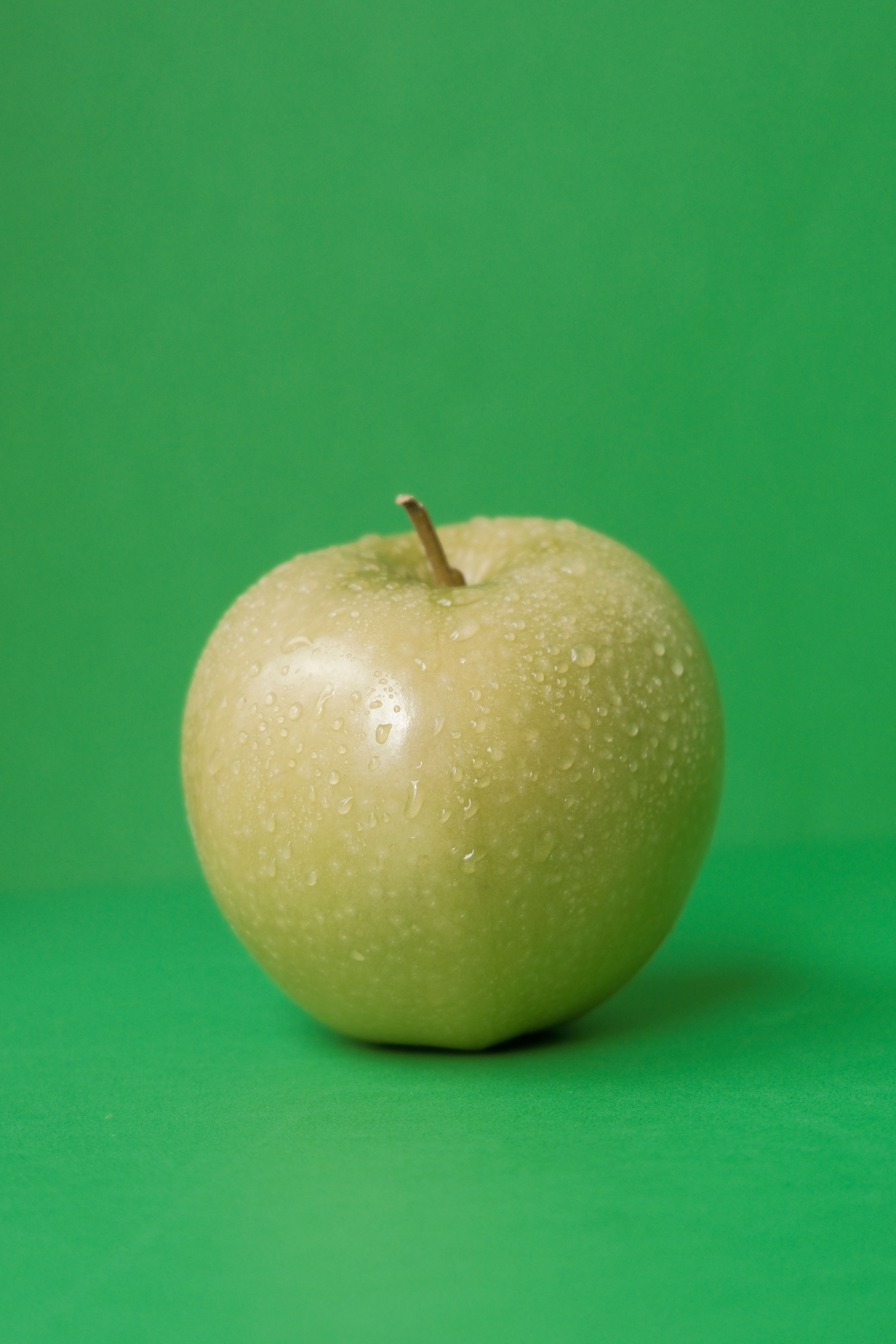 Wet green apple · Free Stock Photo