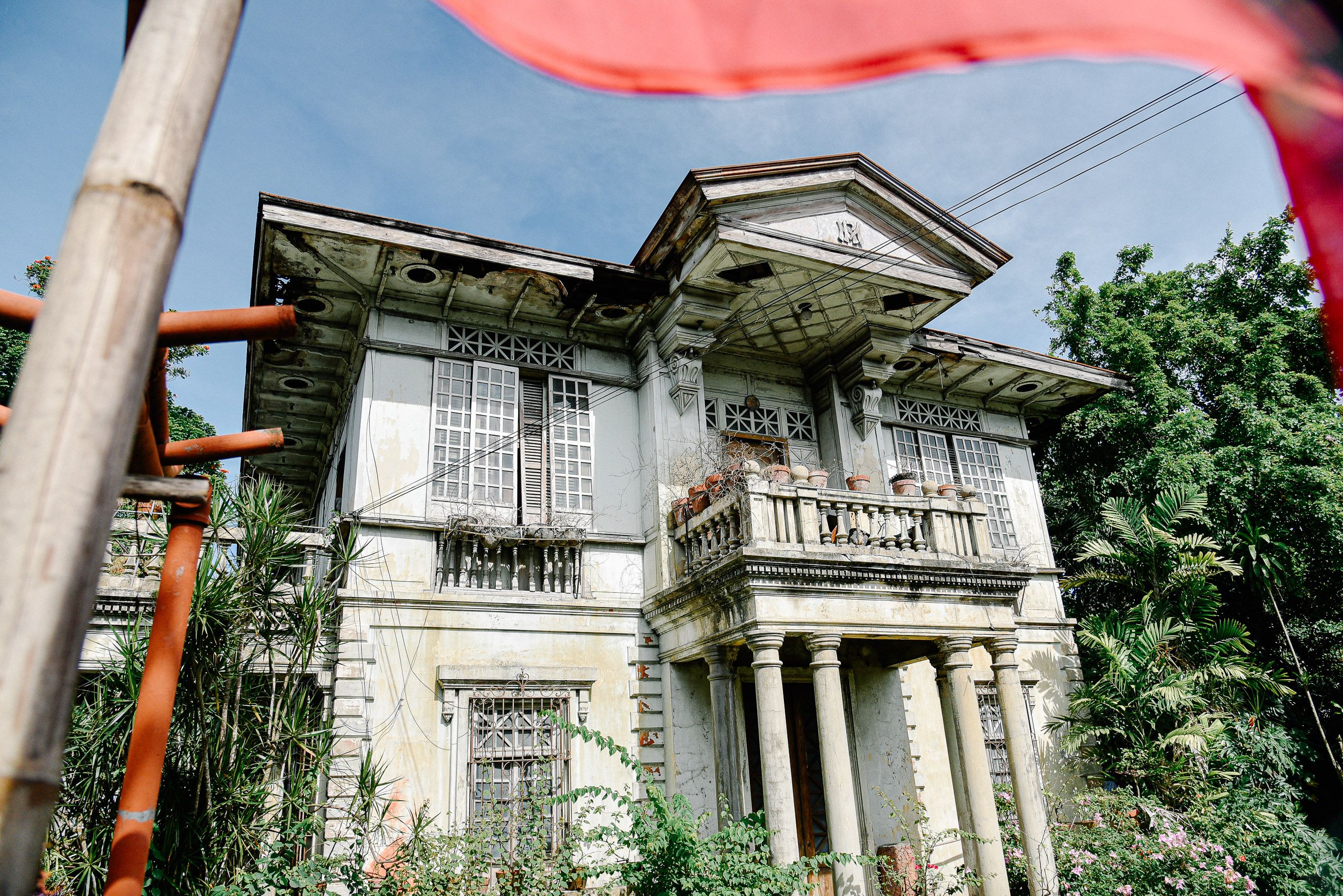 Exterior Design of an Antique Mansion · Free Stock Photo