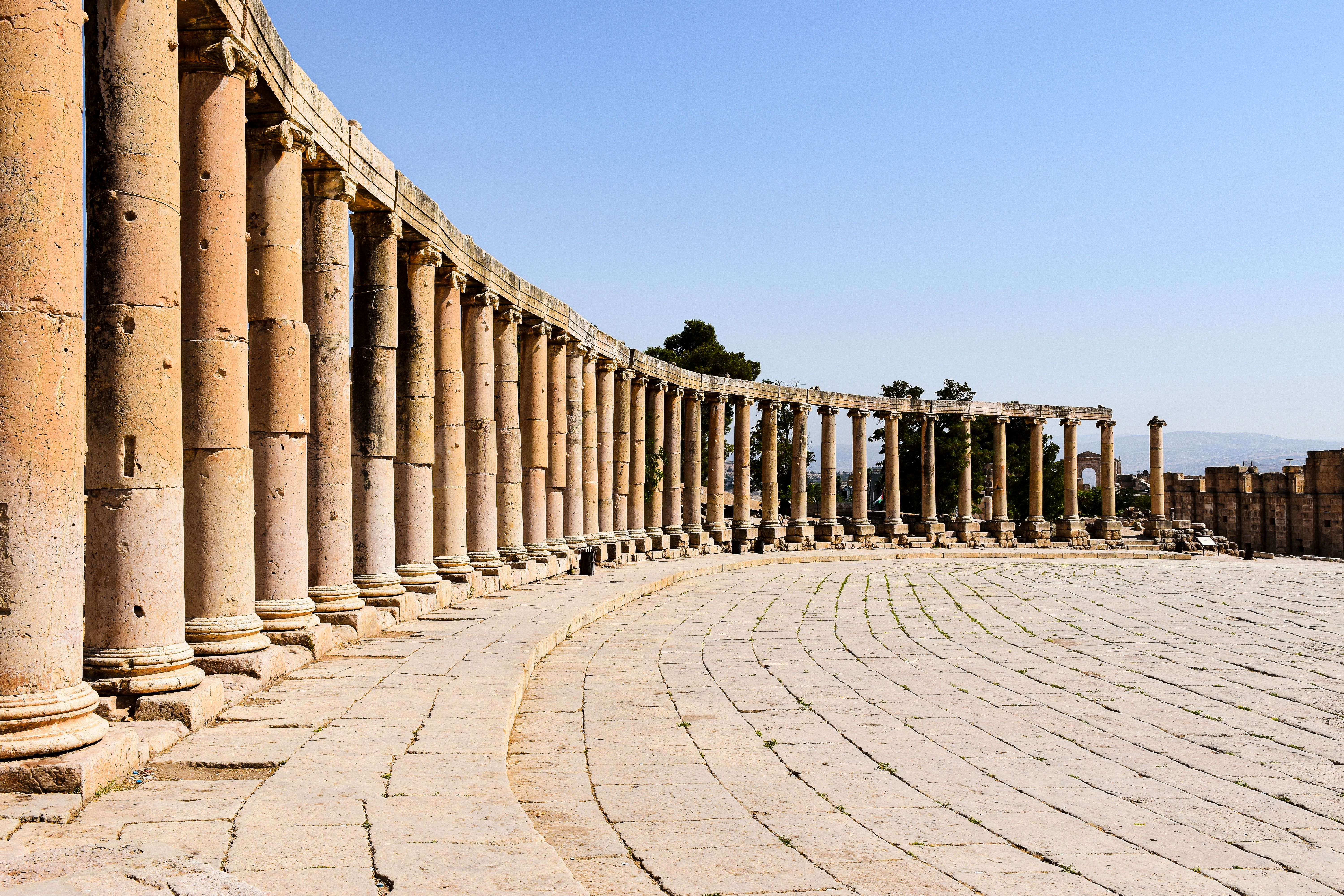 The columns of the ancient city of jerash · Free Stock Photo