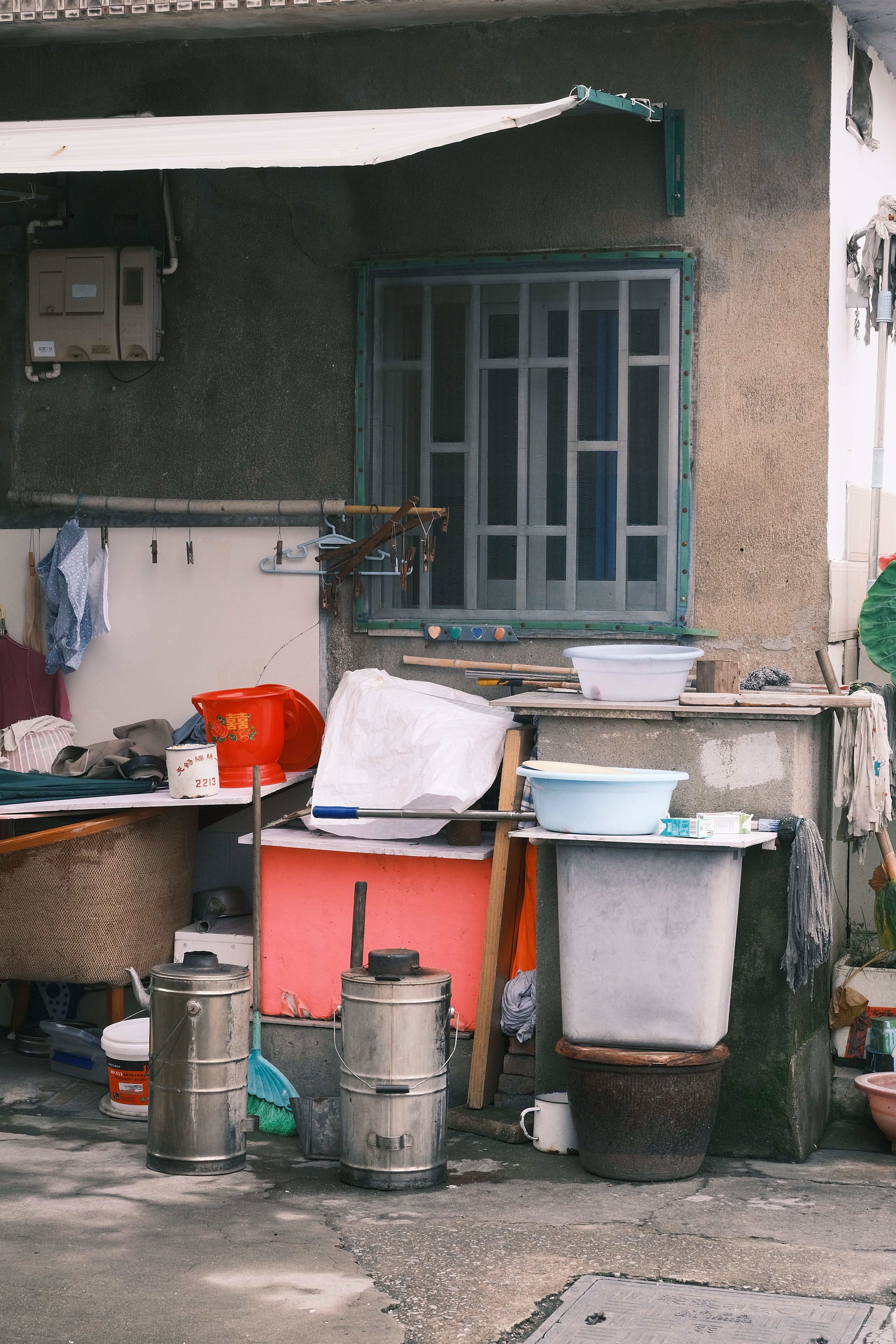 Messy Alley in Town · Free Stock Photo