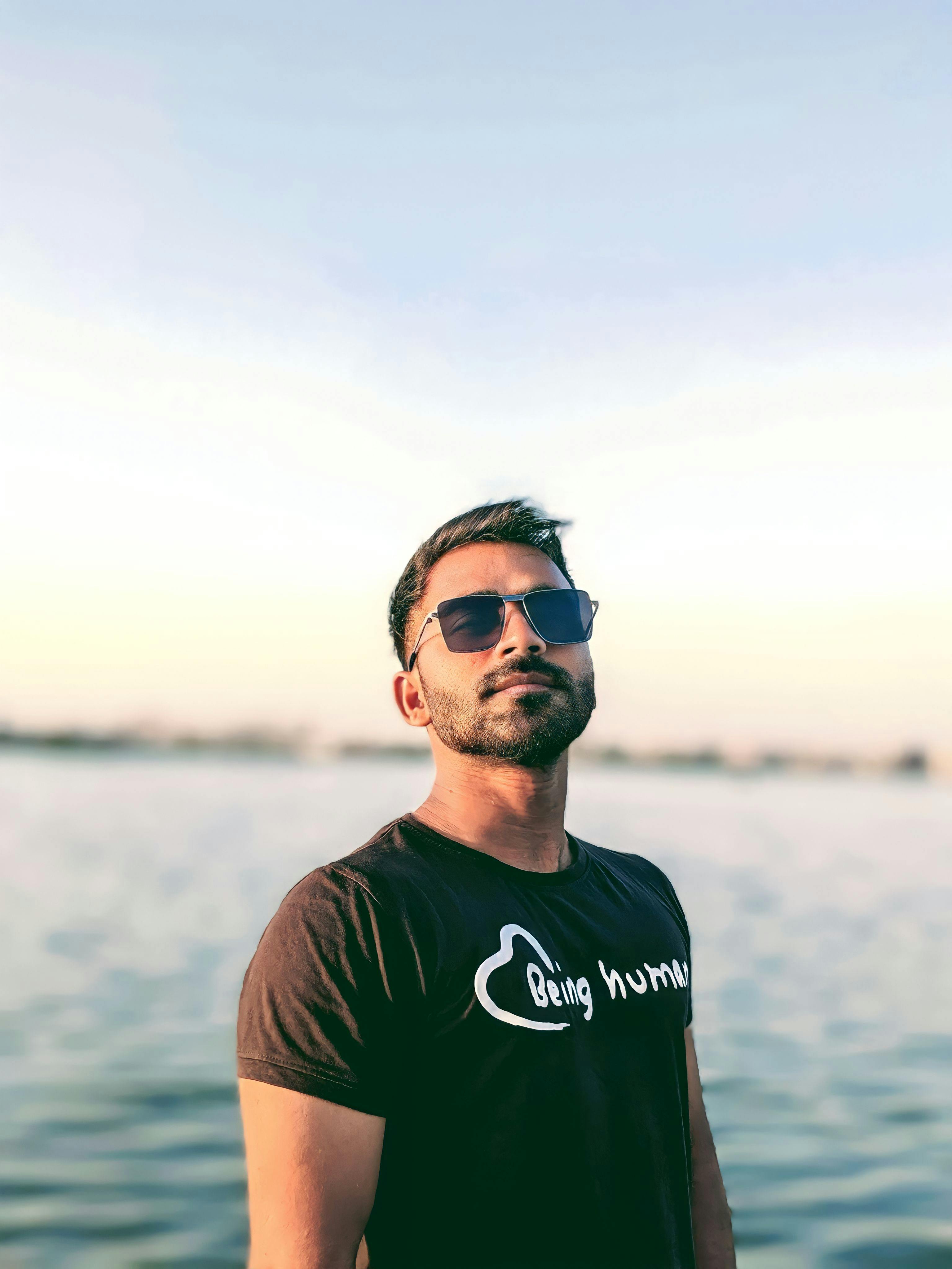 Man in Sunglasses Looking Up · Free Stock Photo Man in Sunglasses Looking Up · Free Stock Photo