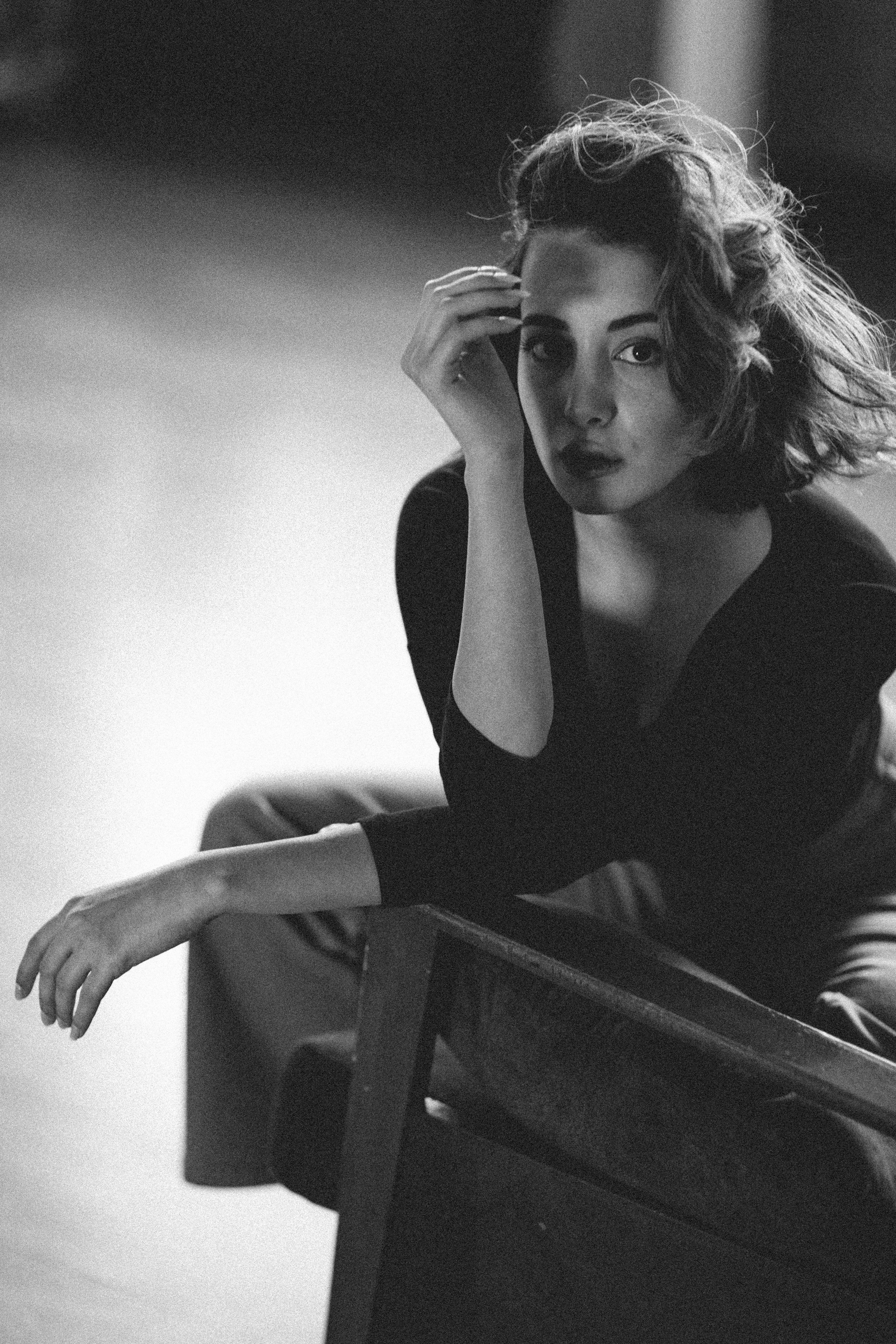 Woman Sitting in Black and White · Free Stock Photo