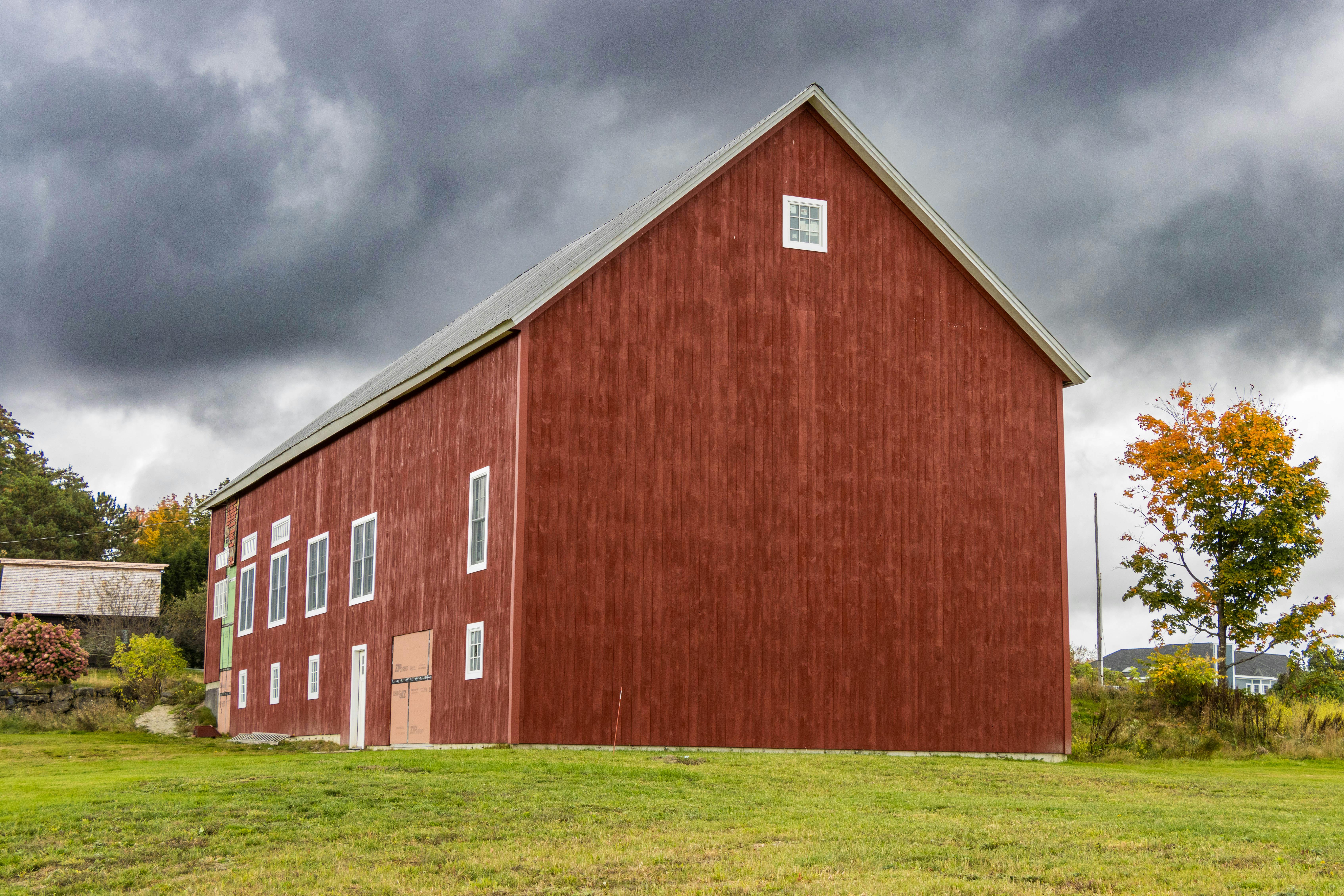 Rain Cloud over Barn · Free Stock Photo
