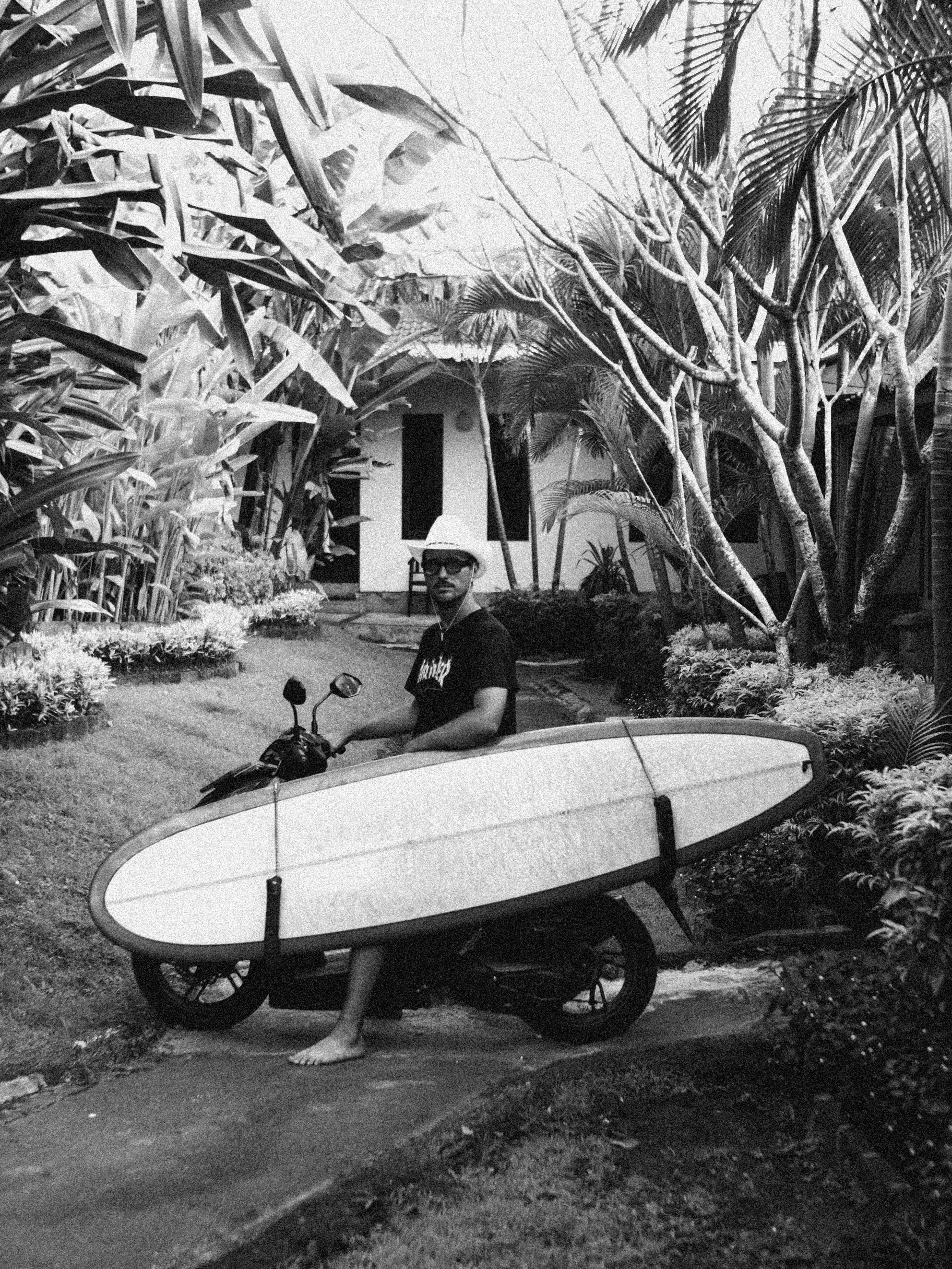 Bw Surfista Con Tabla De Surf En Moto Bali · Foto de stock gratuita