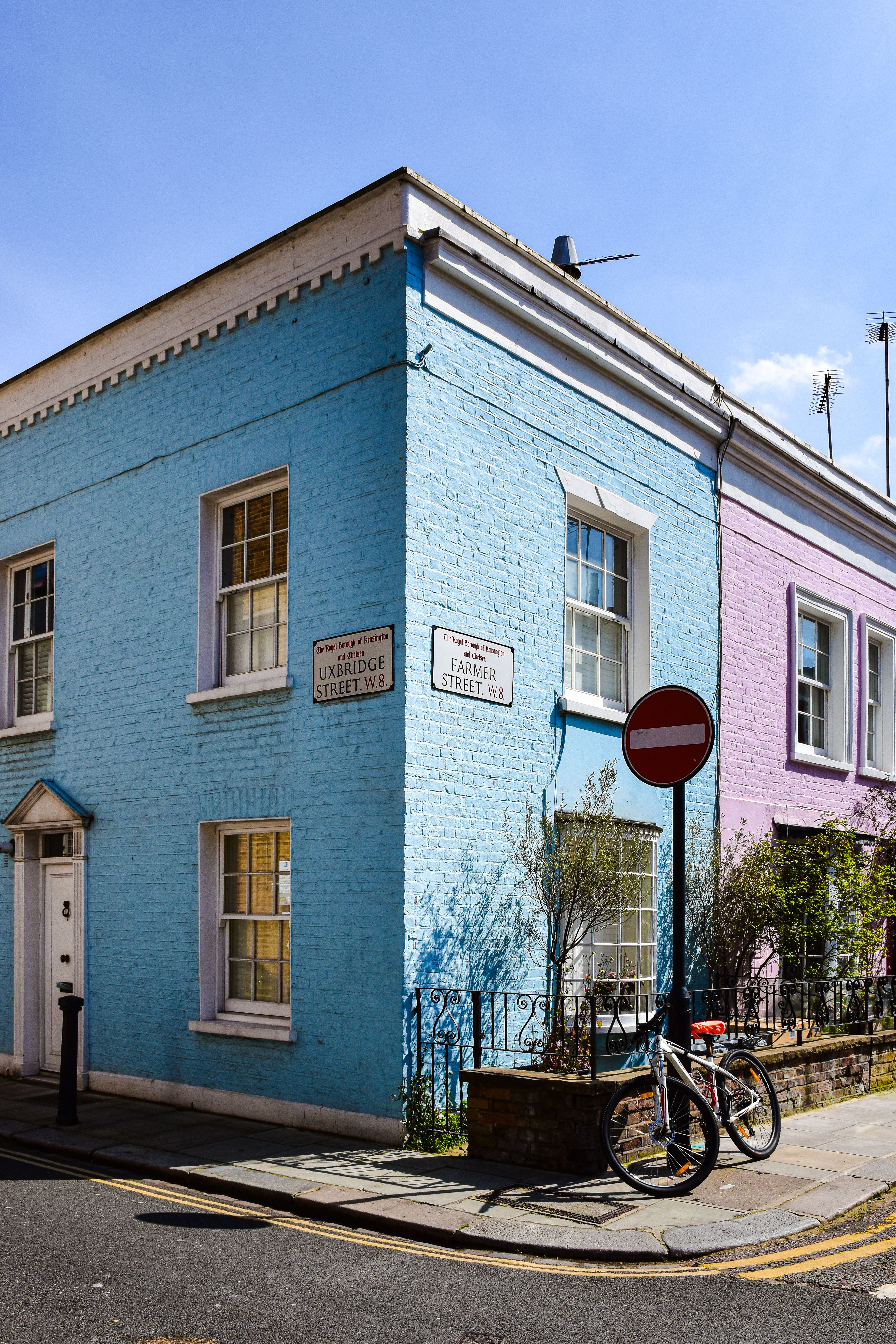 House on Street Corner · Free Stock Photo