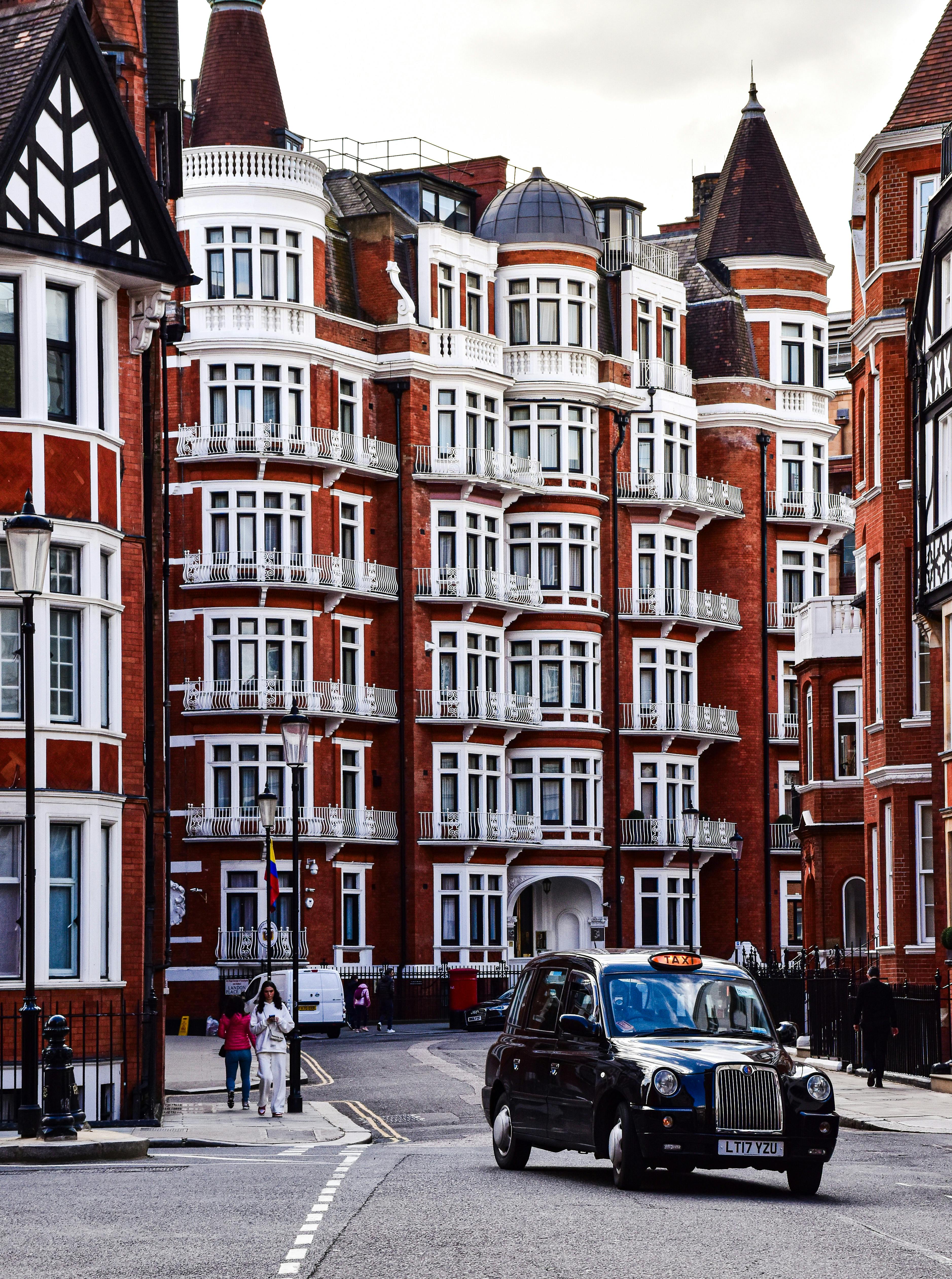 Traditional Tenements on a Street in London · Free Stock Photo