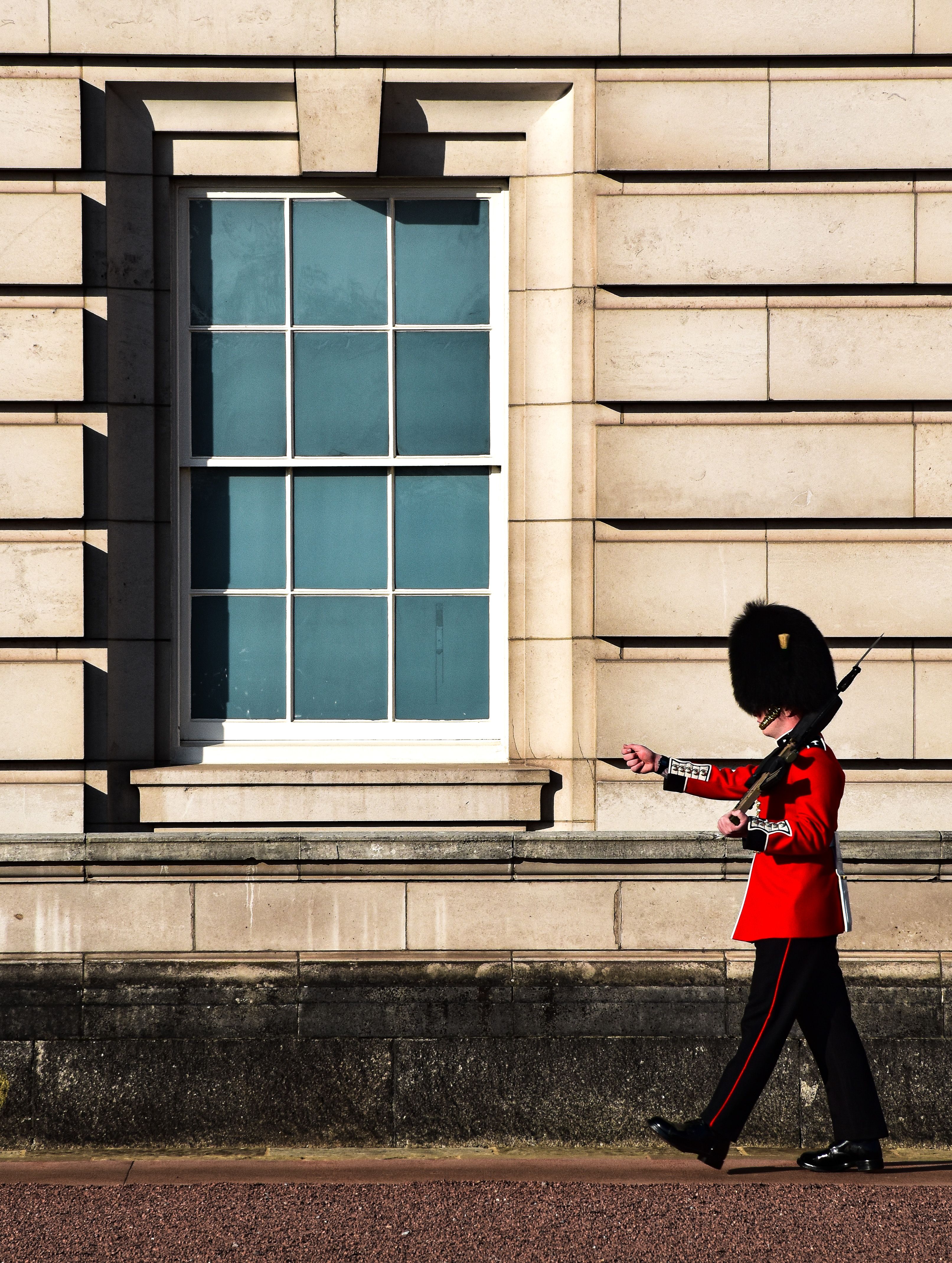 English Royal Guard Patrolling in front of Buckingham Palace · Free ...